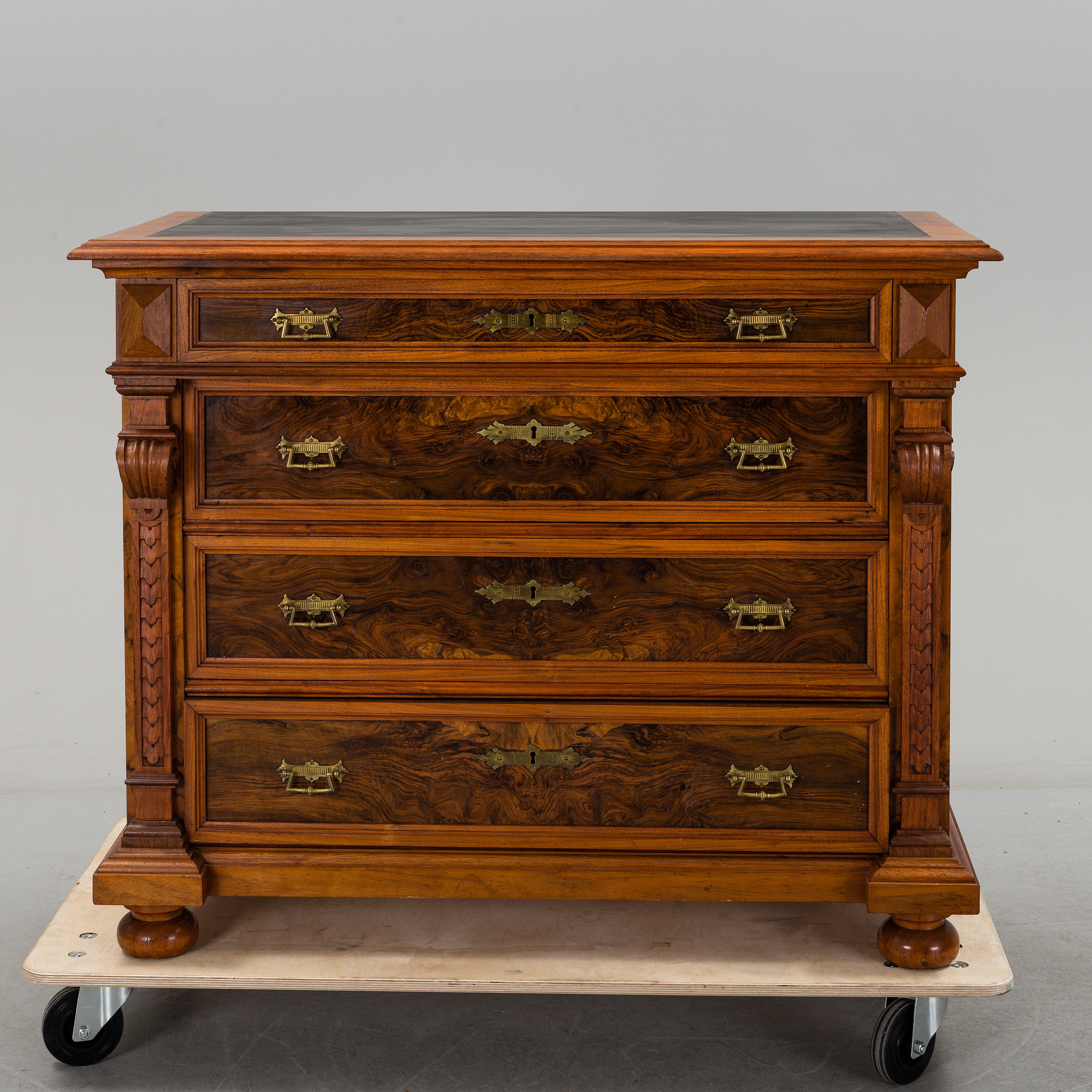A late 19th century Neo-Renaissance chest of drawers. - Bukowskis