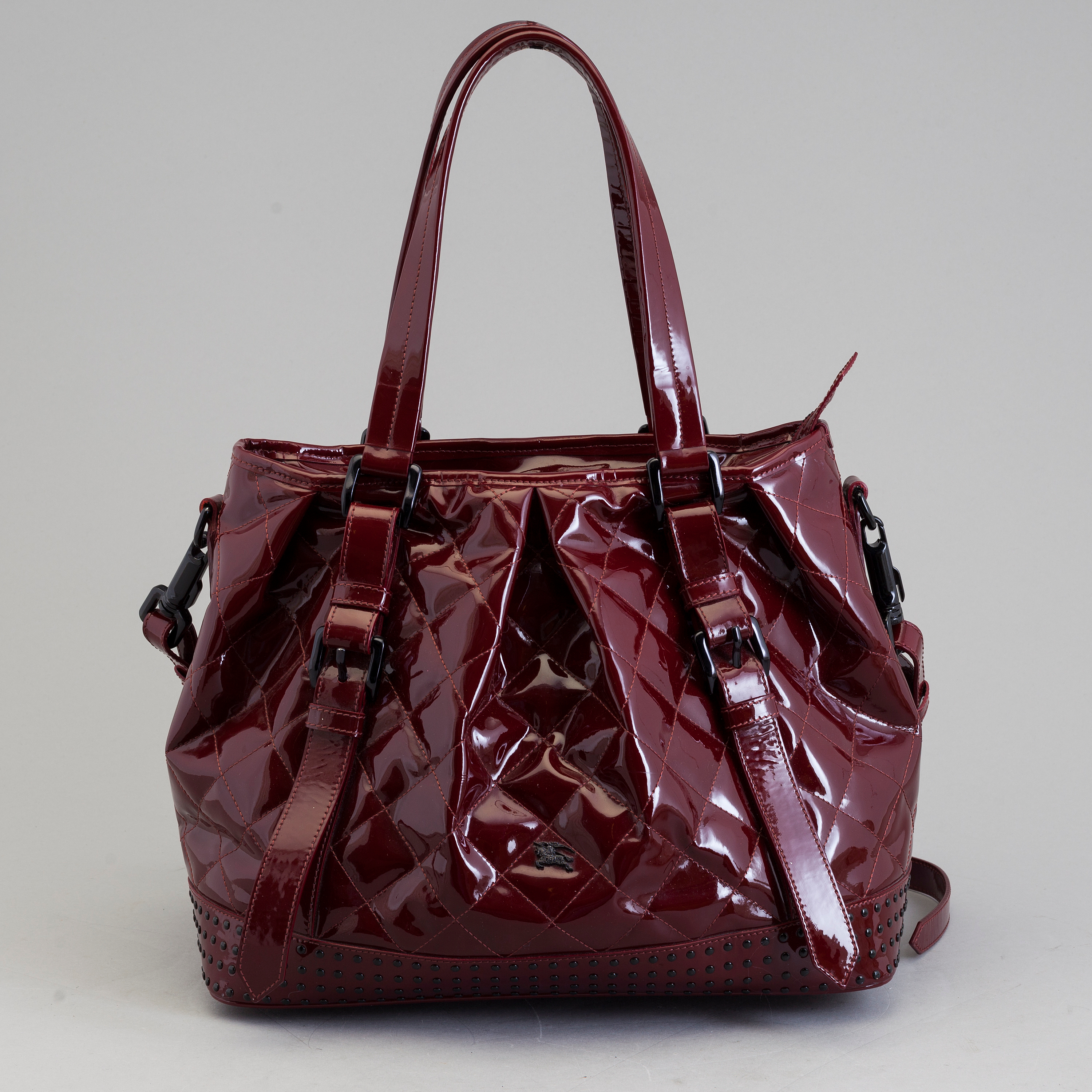 A darkred lacquer leather handbag by Burberry Prorsum. - Bukowskis