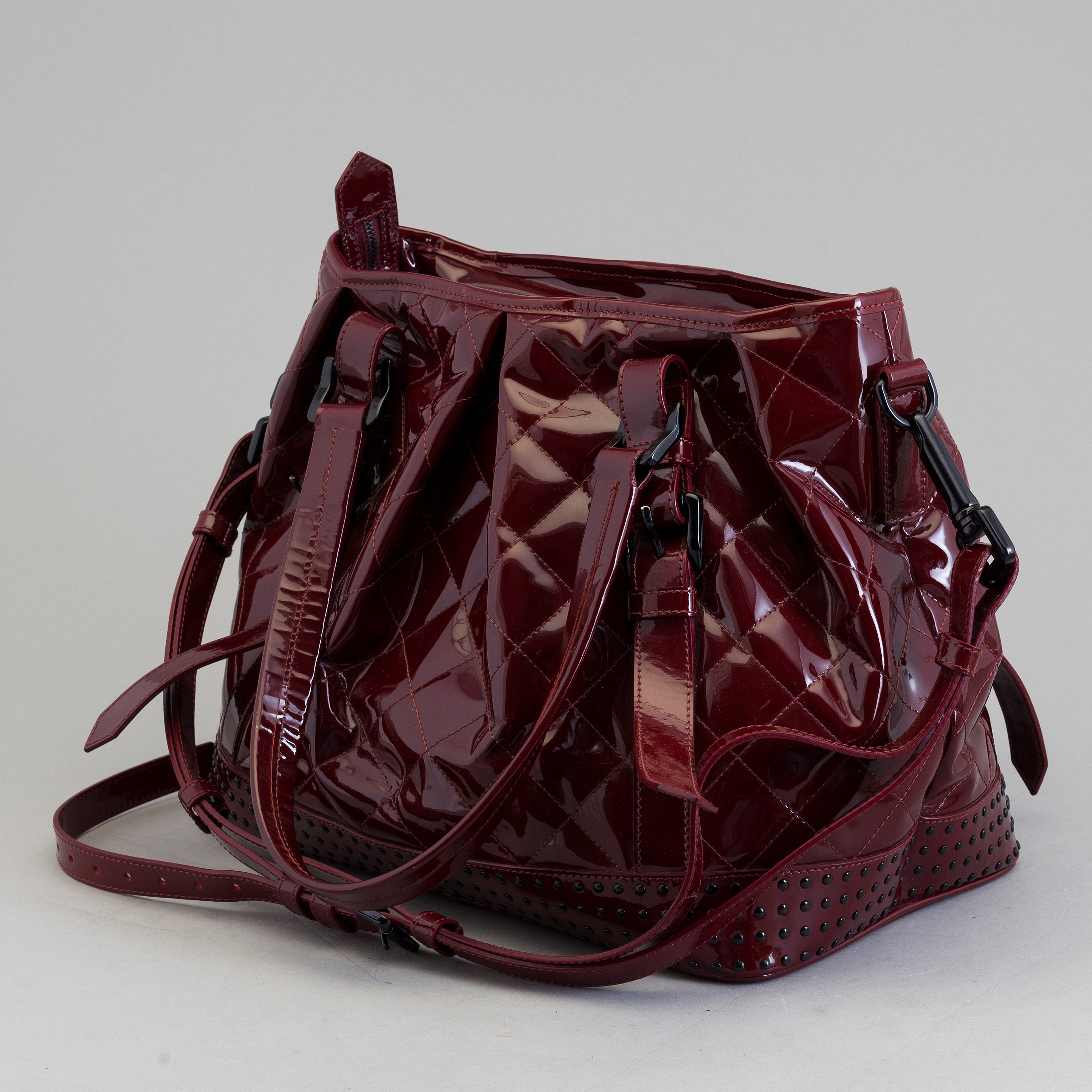 A darkred lacquer leather handbag by Burberry Prorsum. - Bukowskis
