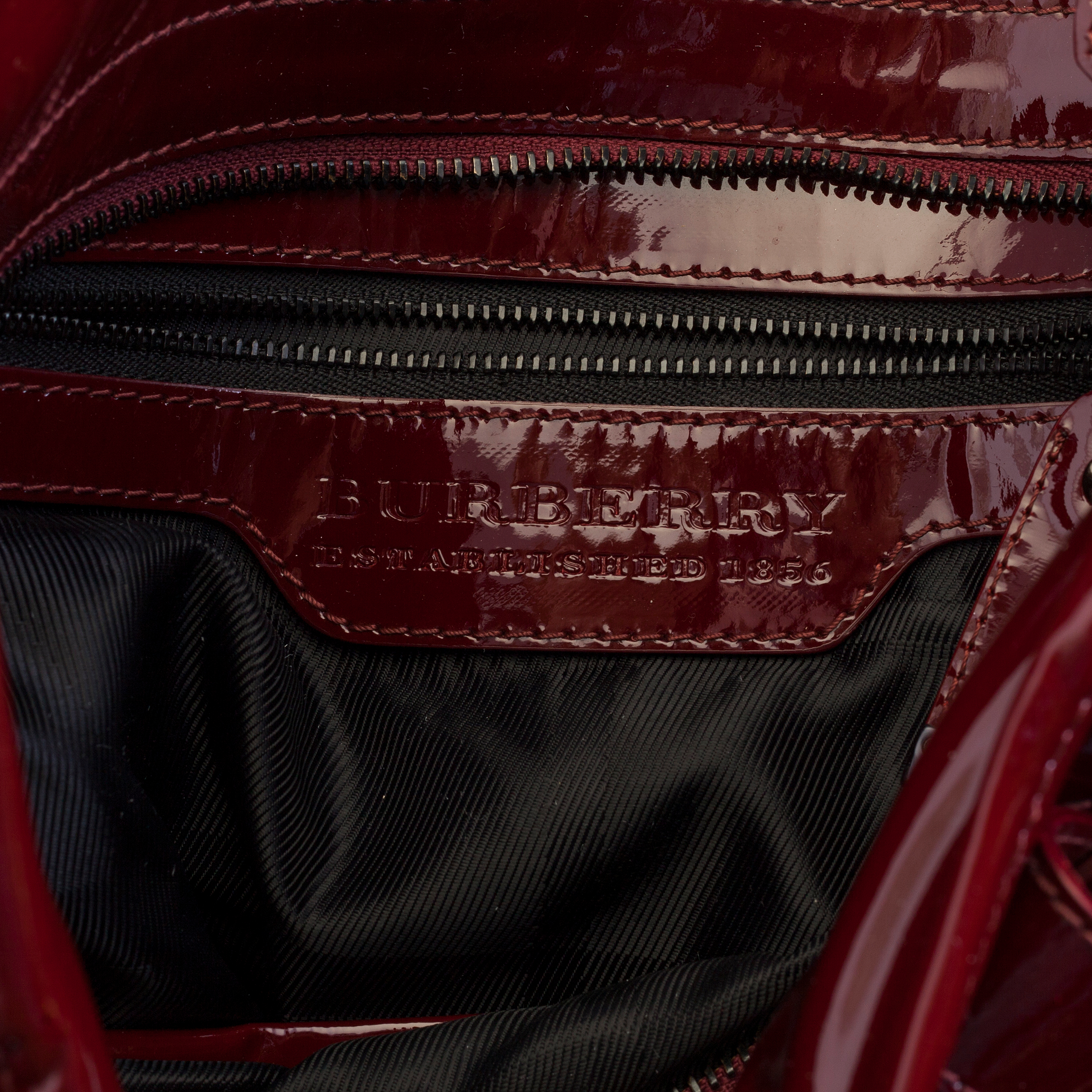 A darkred lacquer leather handbag by Burberry Prorsum. - Bukowskis