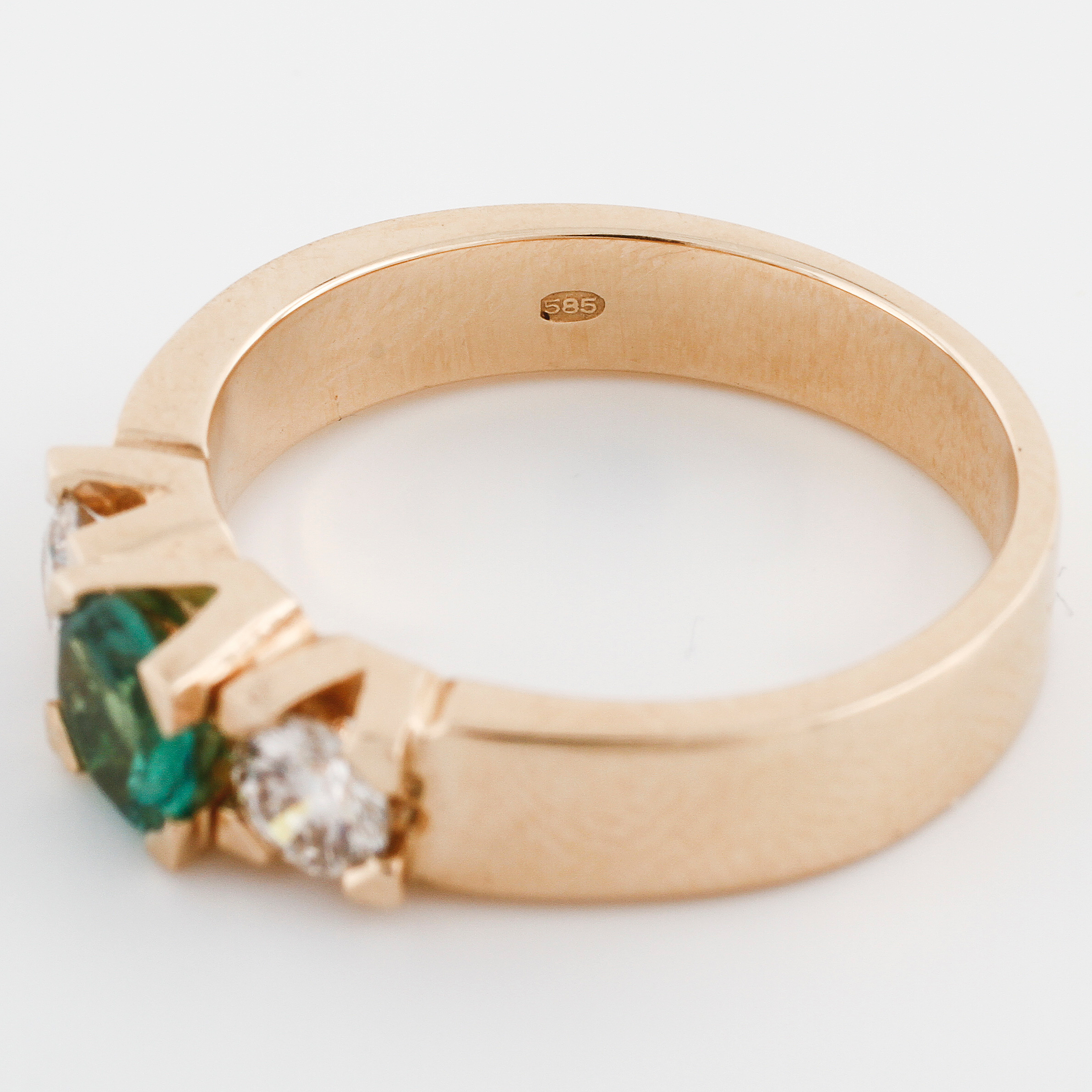 A green tourmaline rand brilliant cut diamond ring. - Bukowskis
