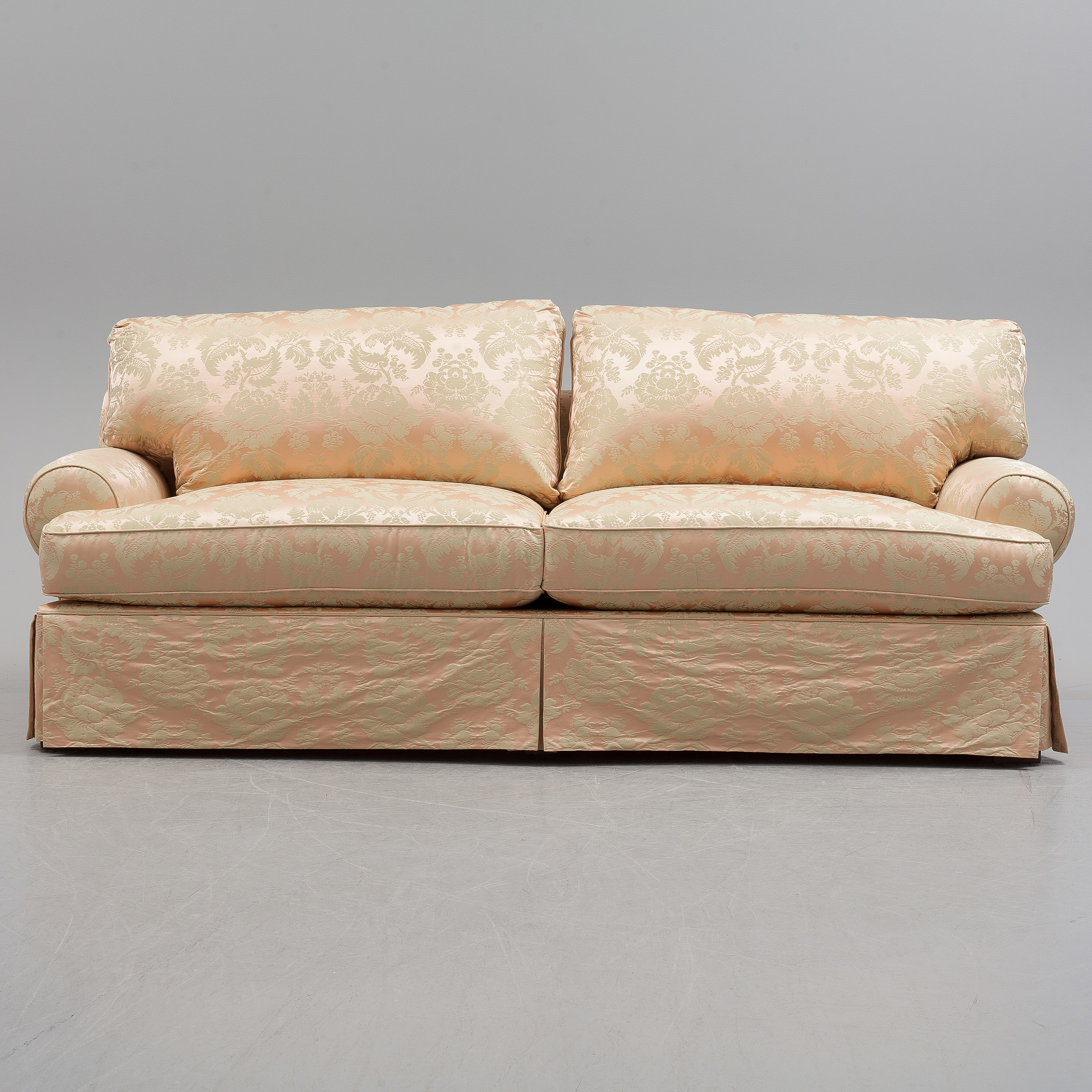 A sofa upholstered with silk damask. - Bukowskis