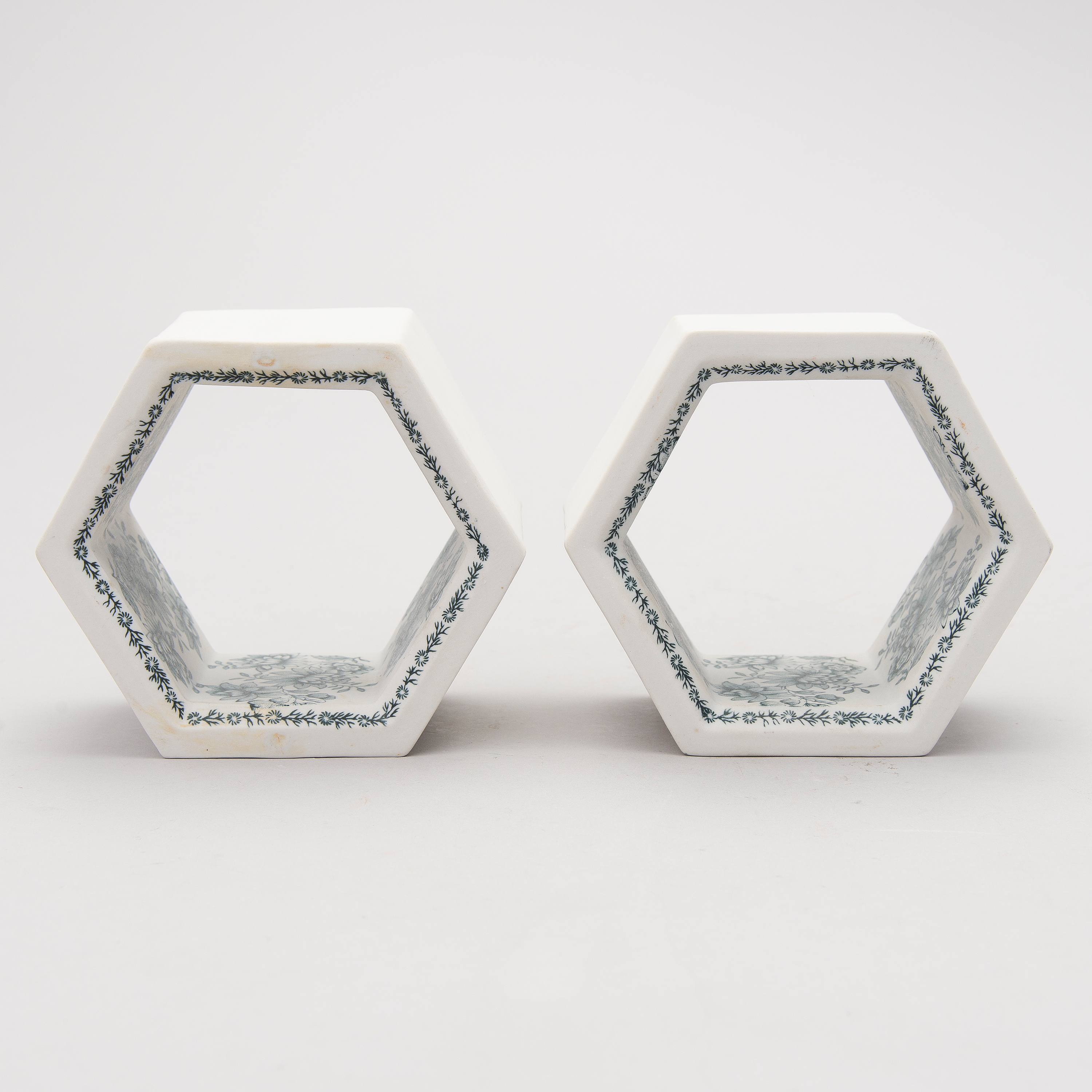 Two 1960s sculptures 'Hexagon tiles', for Arabia, Finland. - Bukowskis