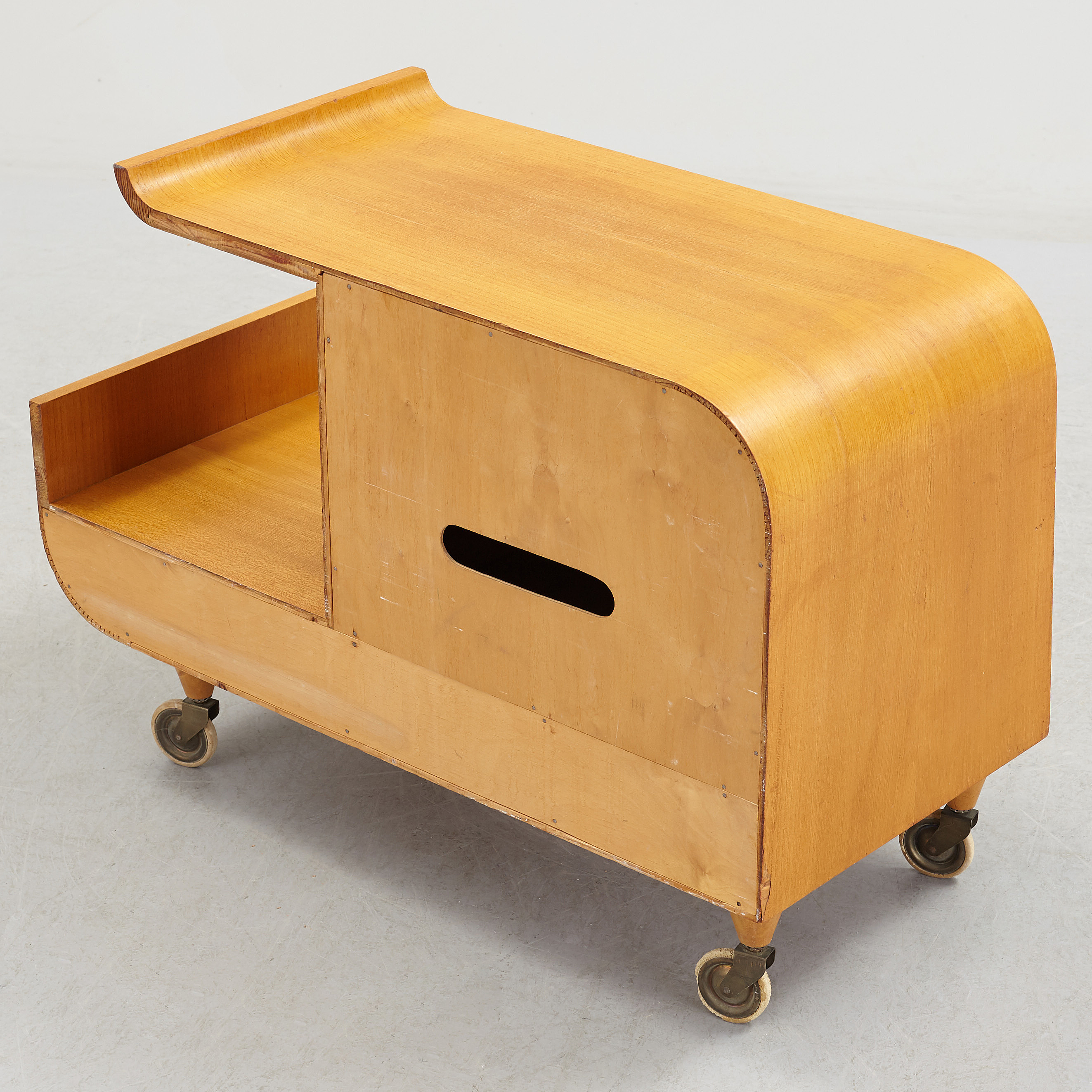 A 1940s trolley. - Bukowskis