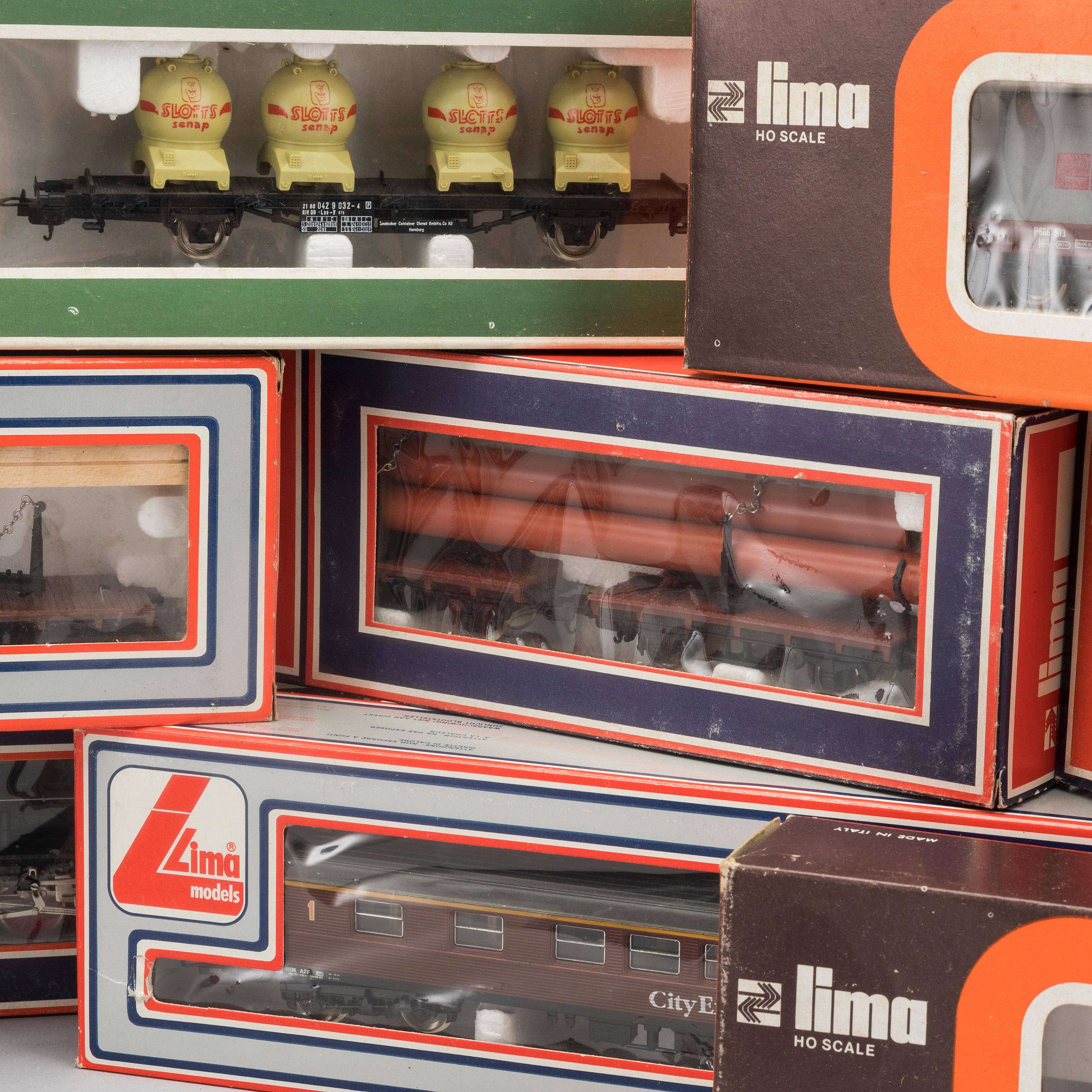 A COLLECTION OF CA 30 PCS OF LIMA TRAINS. - Bukowskis