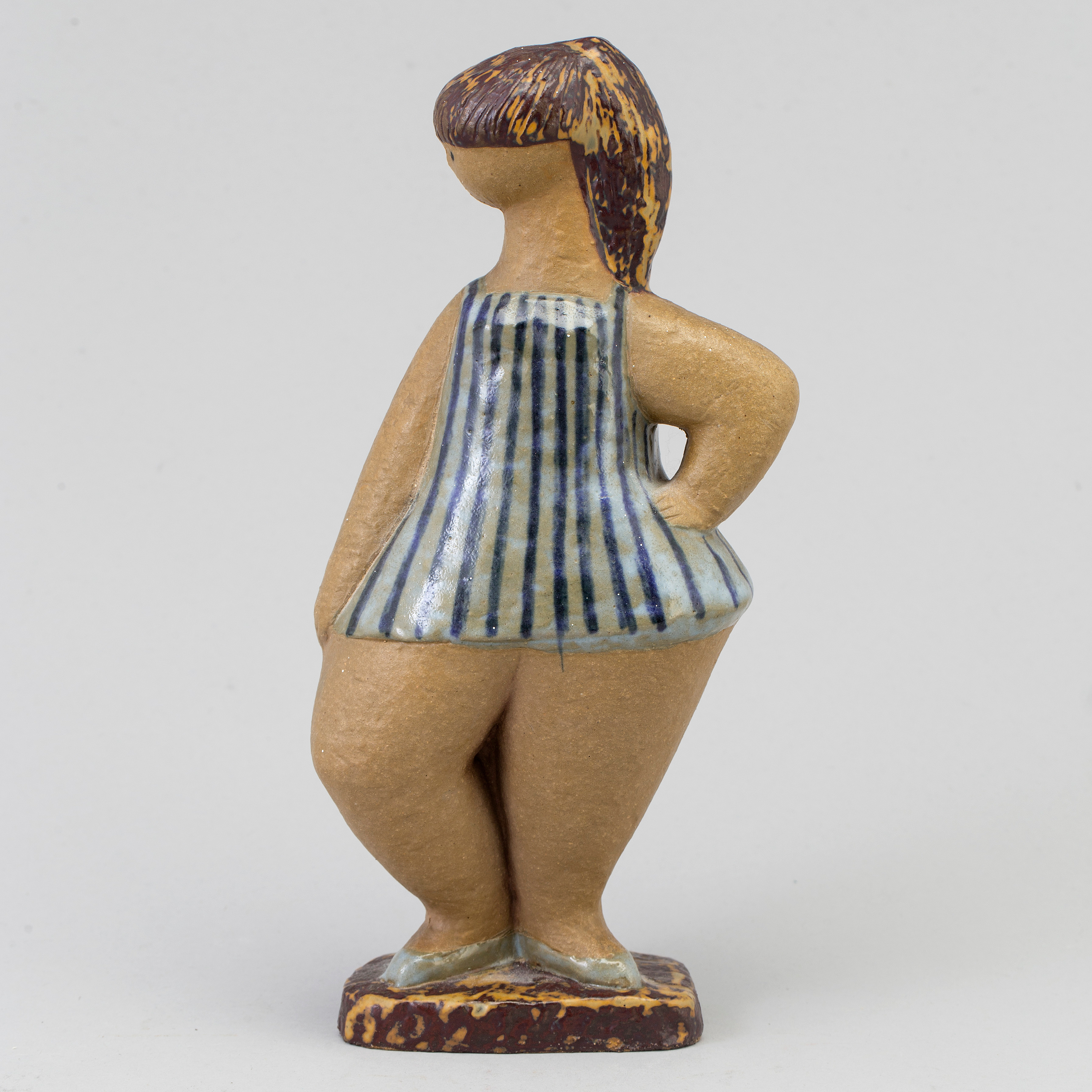 LISA LARSON, stengods, "Dora" ur ABC-flickorna, Gustavsberg. - Bukowskis