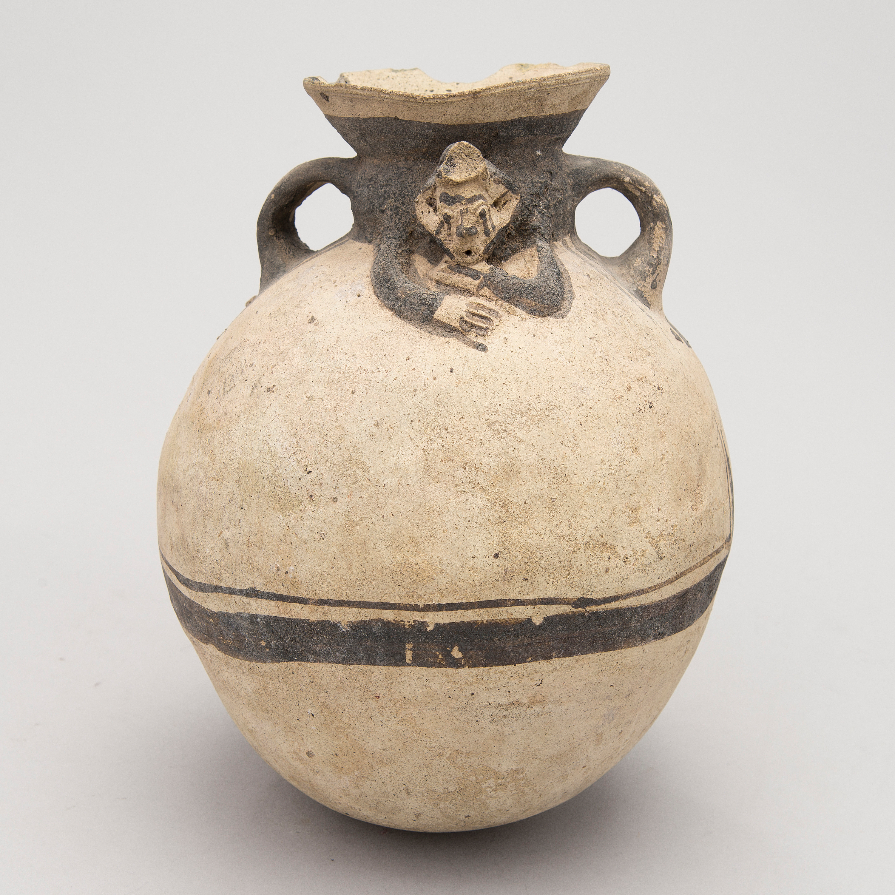 An earthenware 1200-1450 AD Central Peru pot. Chancay culture. - Bukowskis