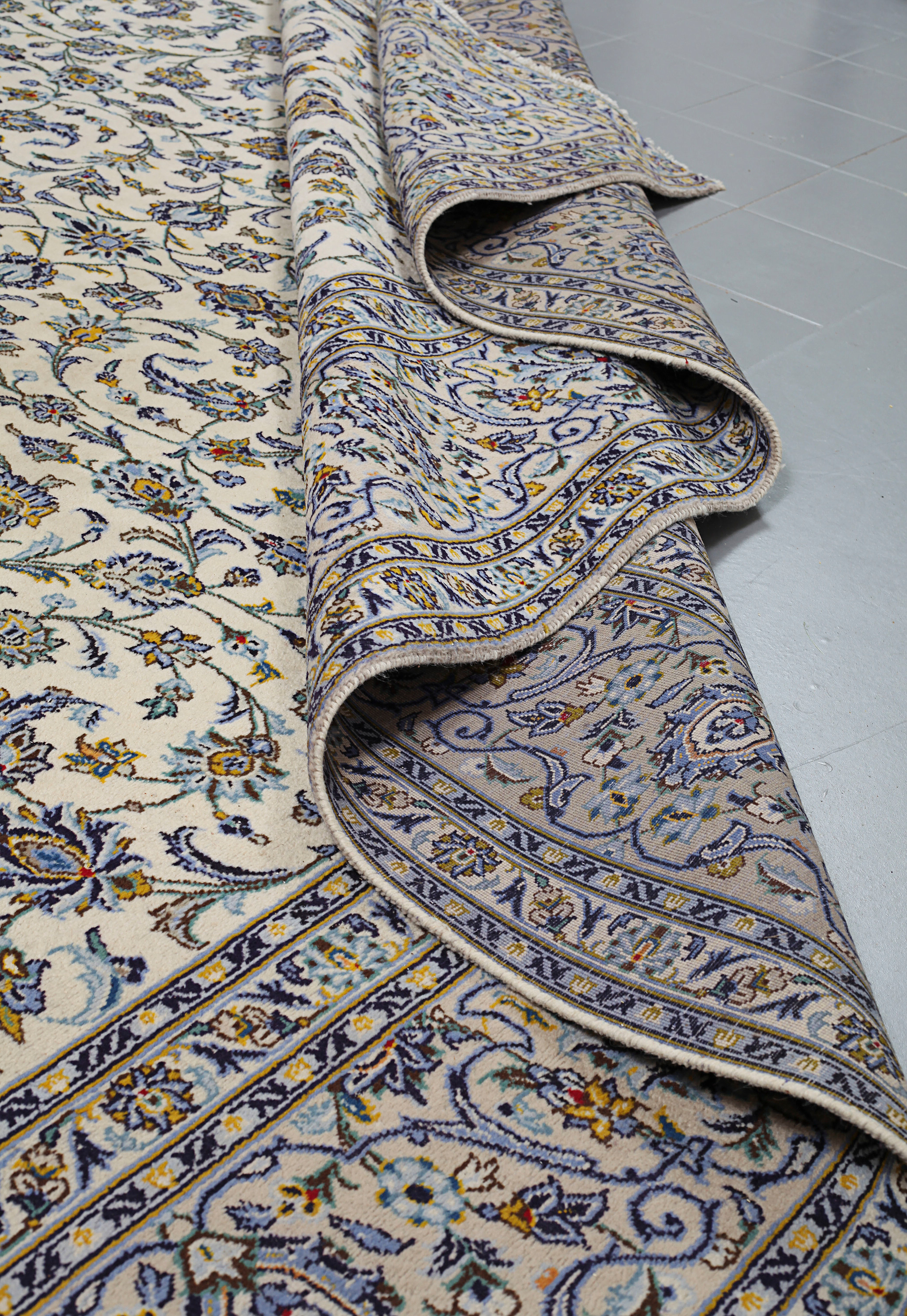 A Keshan rug, ca 408 x 317 cm. - Bukowskis