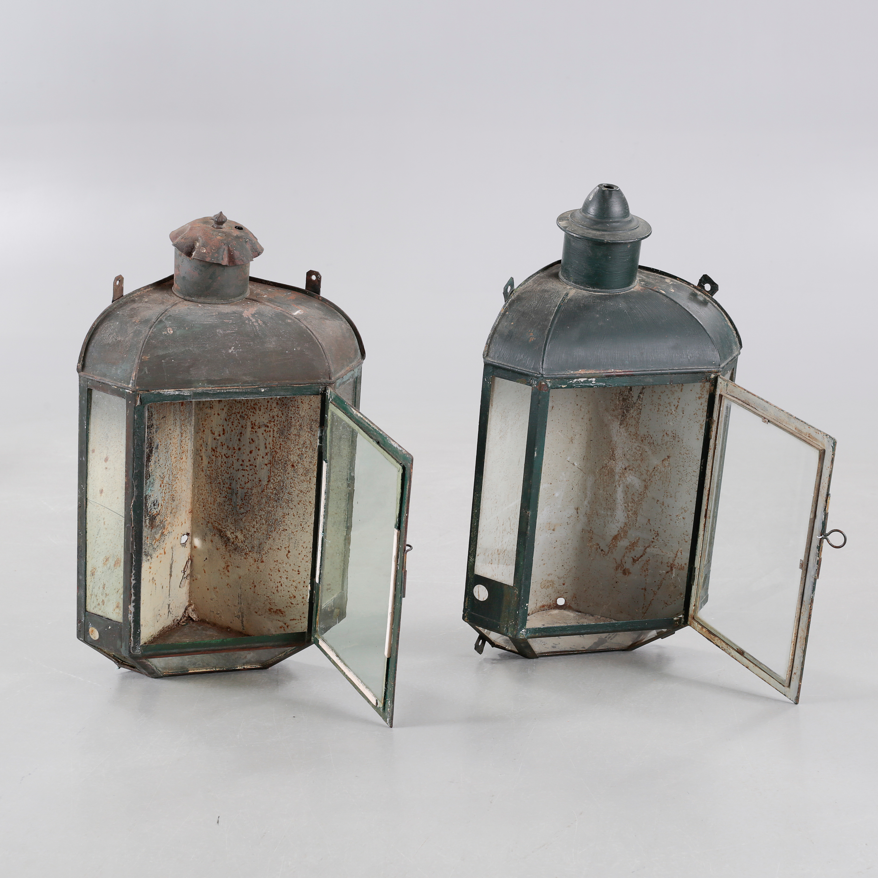 LYKTOR, 2 st snarlika, 1800-tal. - Bukowskis