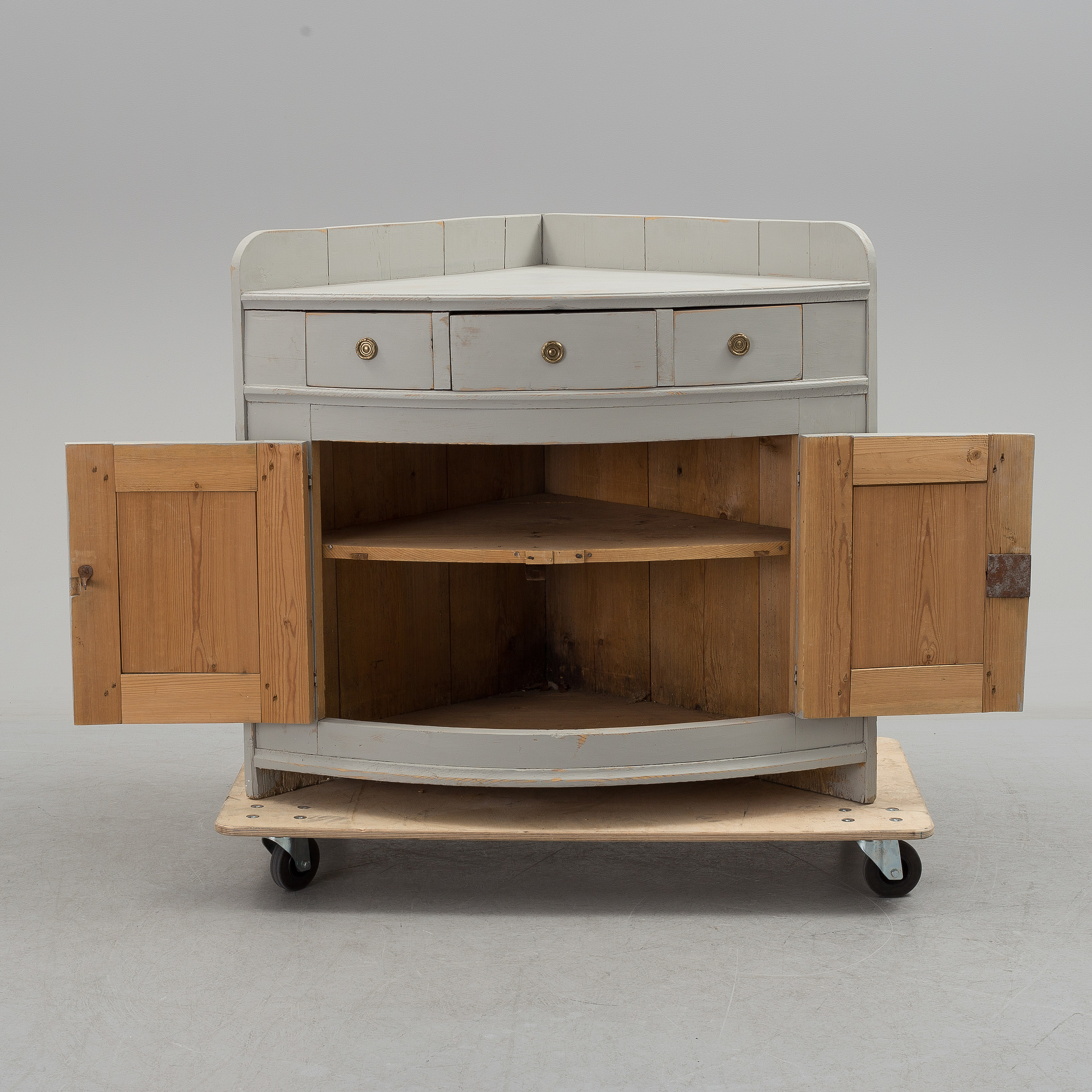 A mid 19th century corner sideboard. - Bukowskis