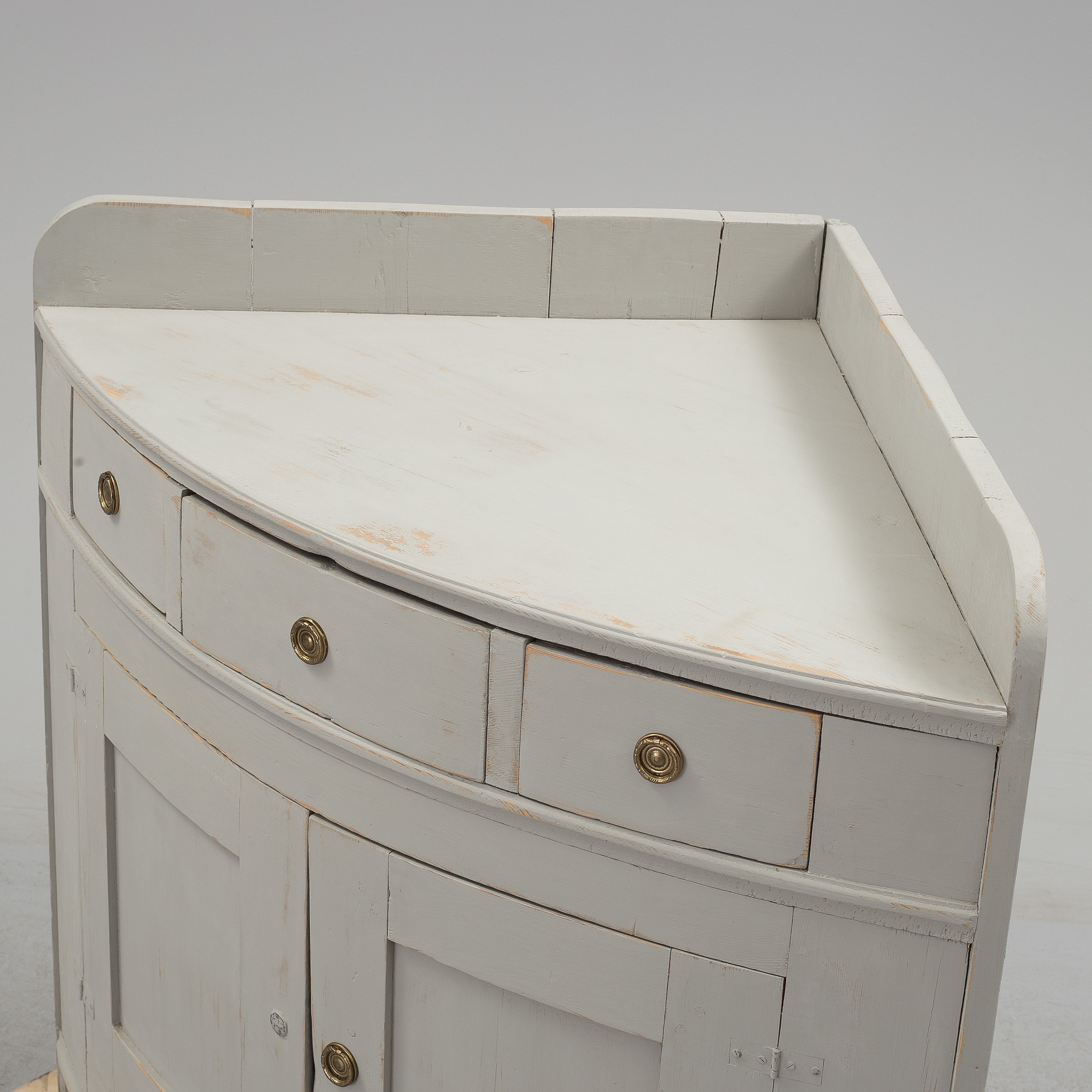 A mid 19th century corner sideboard. - Bukowskis