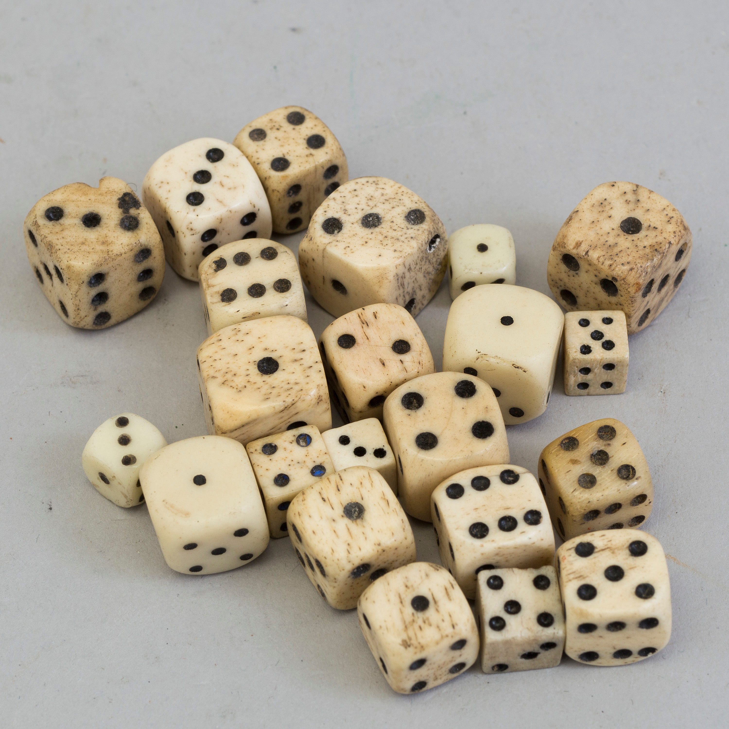 A COLLECTION OF 22 BONE MINIATURE DICE, 19th century. - Bukowskis