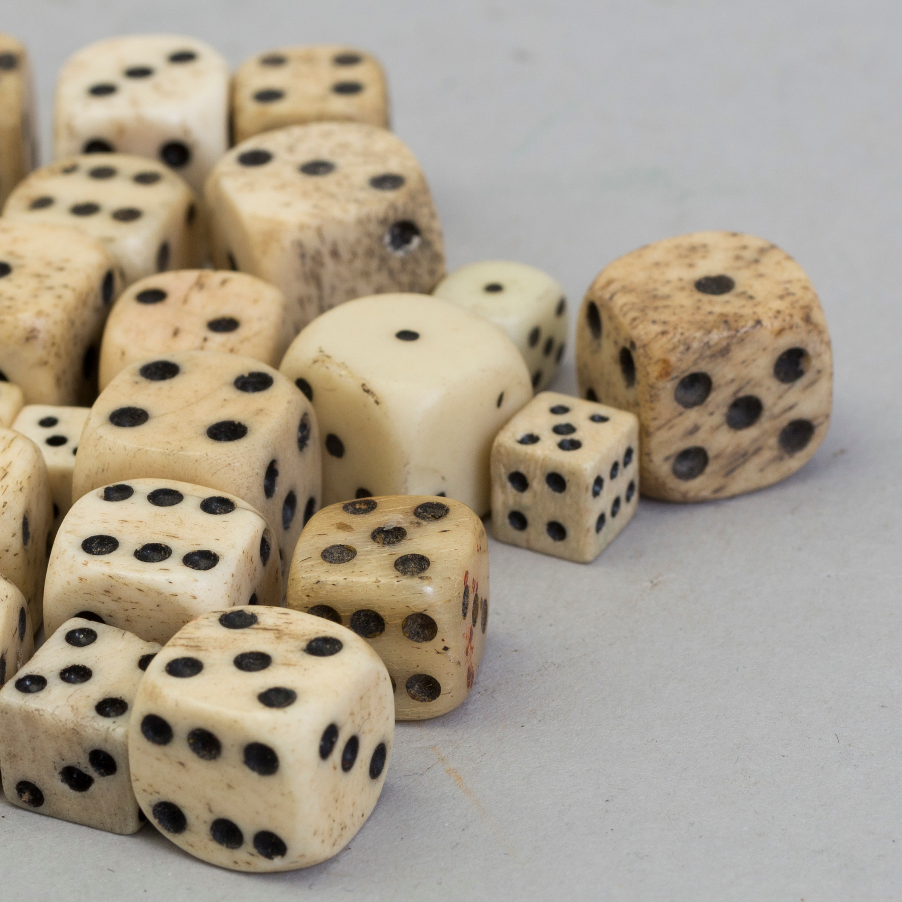 A COLLECTION OF 22 BONE MINIATURE DICE, 19th century. - Bukowskis