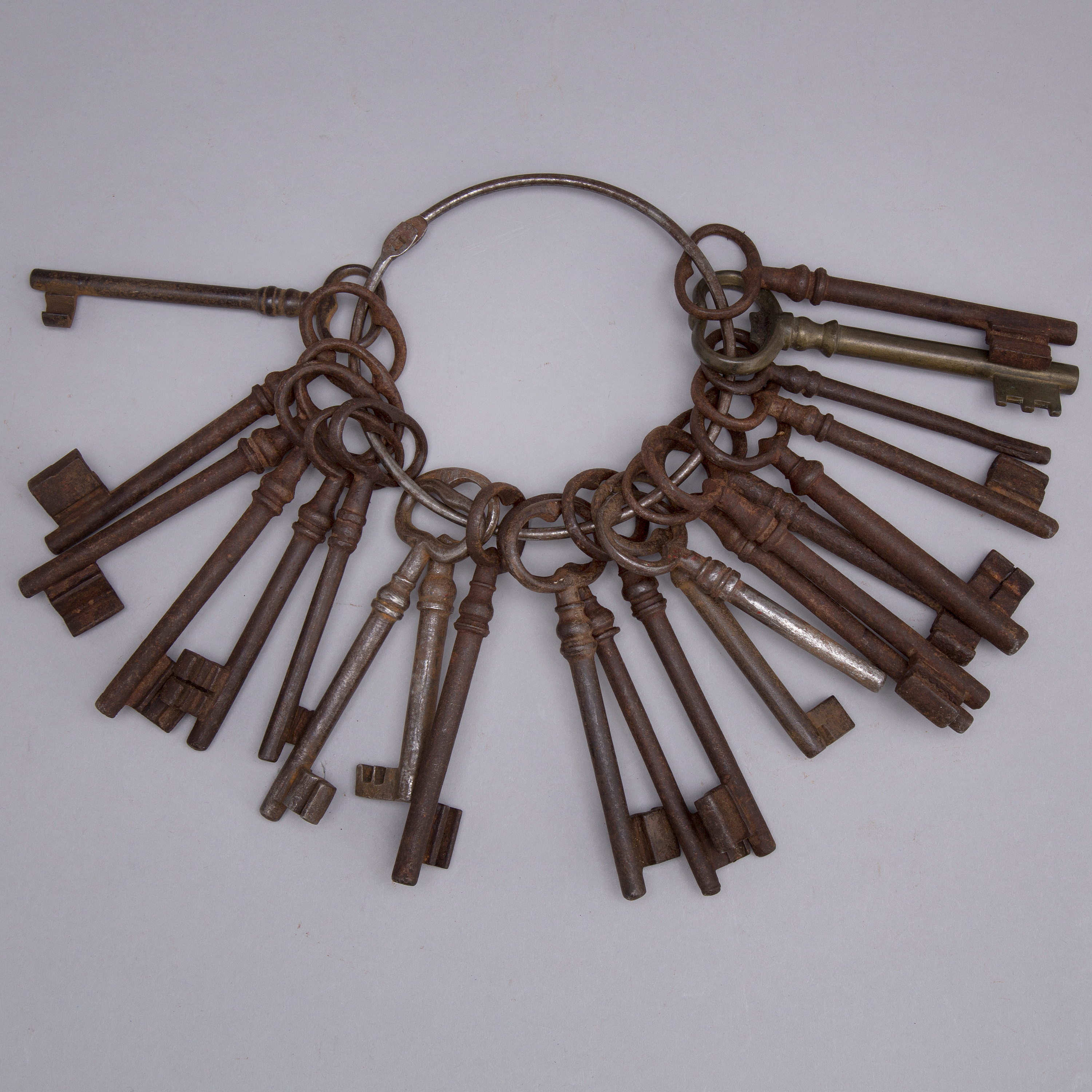 A COLLECTION OF 22 IRON KEYS, 18th/19th century. - Bukowskis