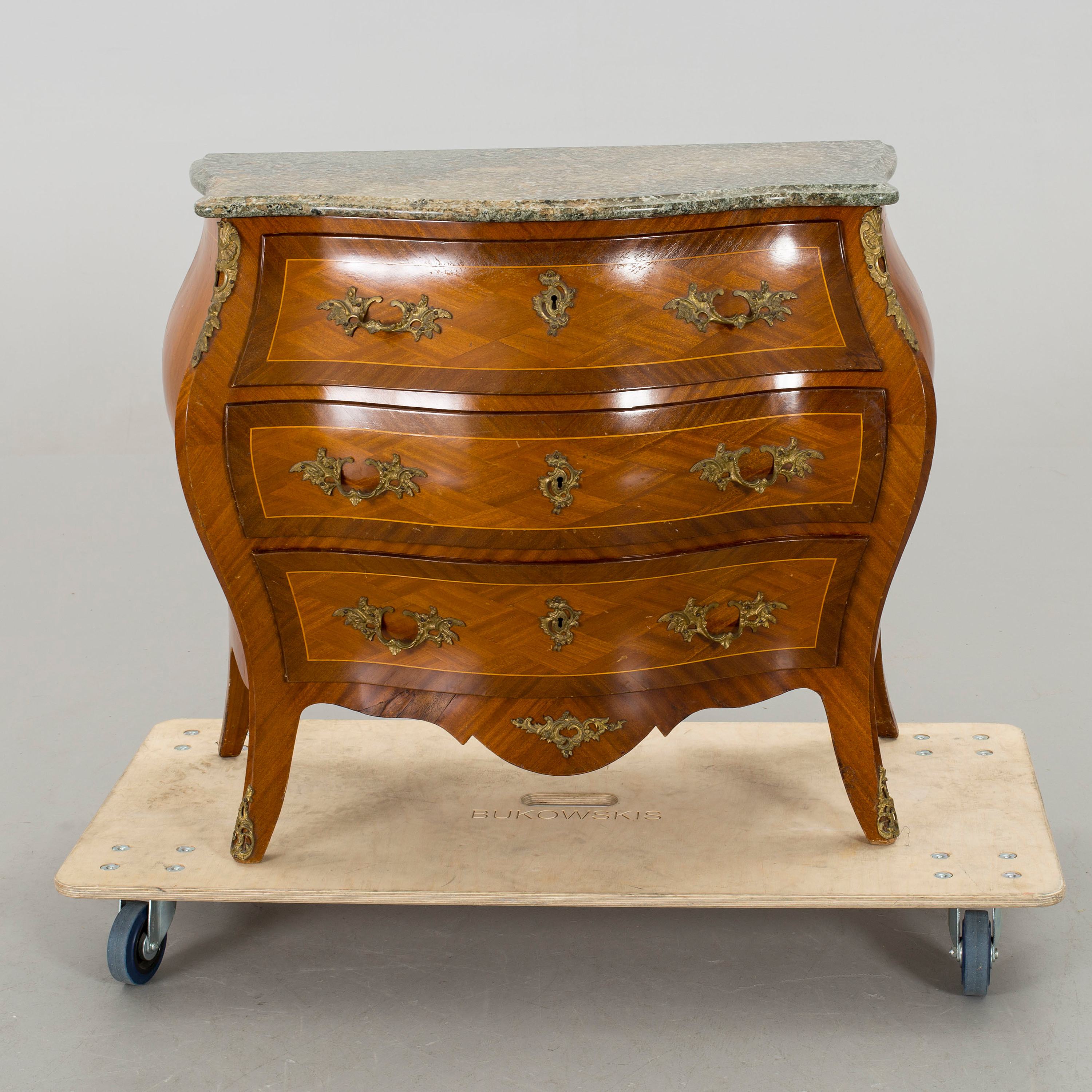 A ROCOCO STYLE CHEST OF DRAWERS. - Bukowskis