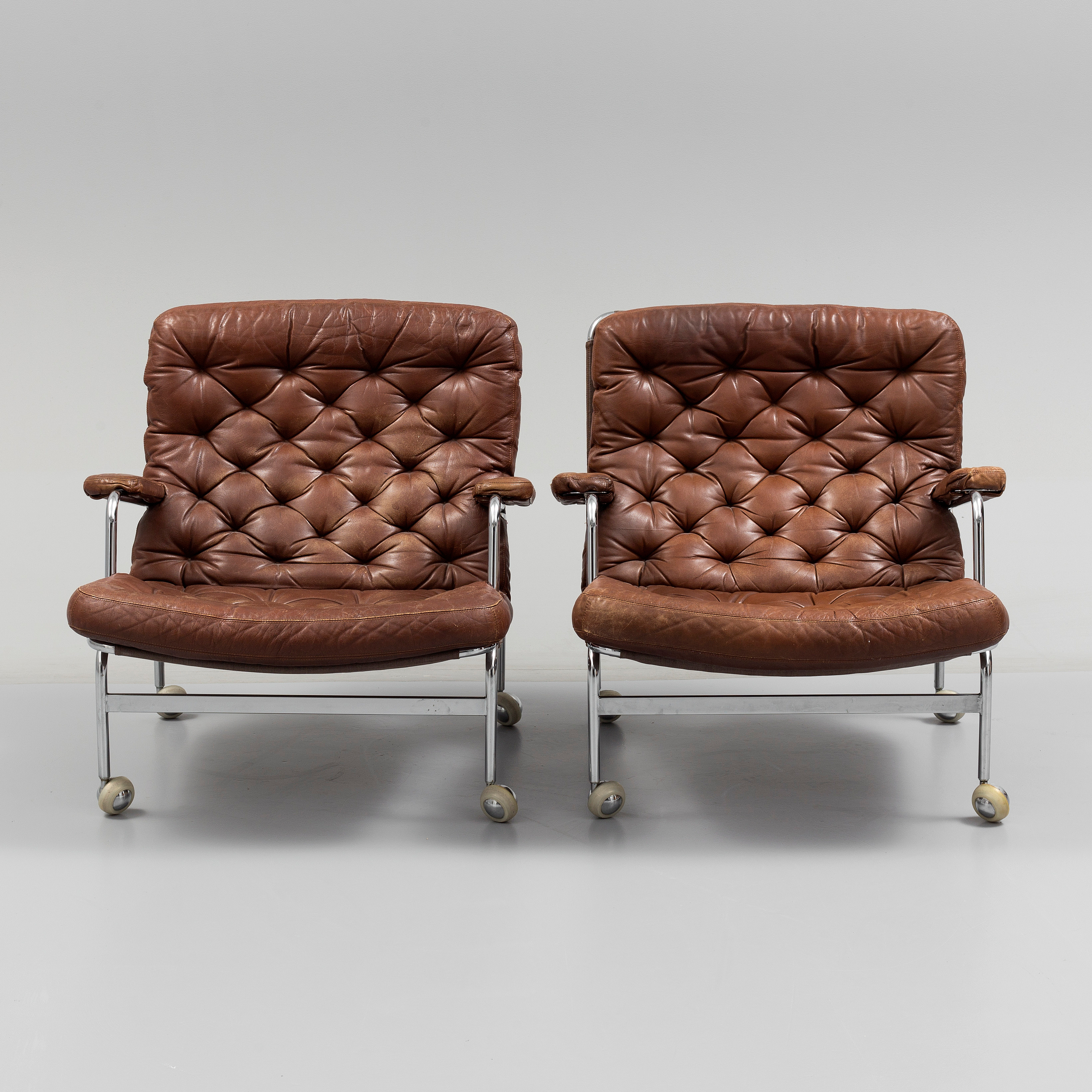 BRUNO MATHSSON, fåtöljer, ett par, "Karin". - Bukowskis