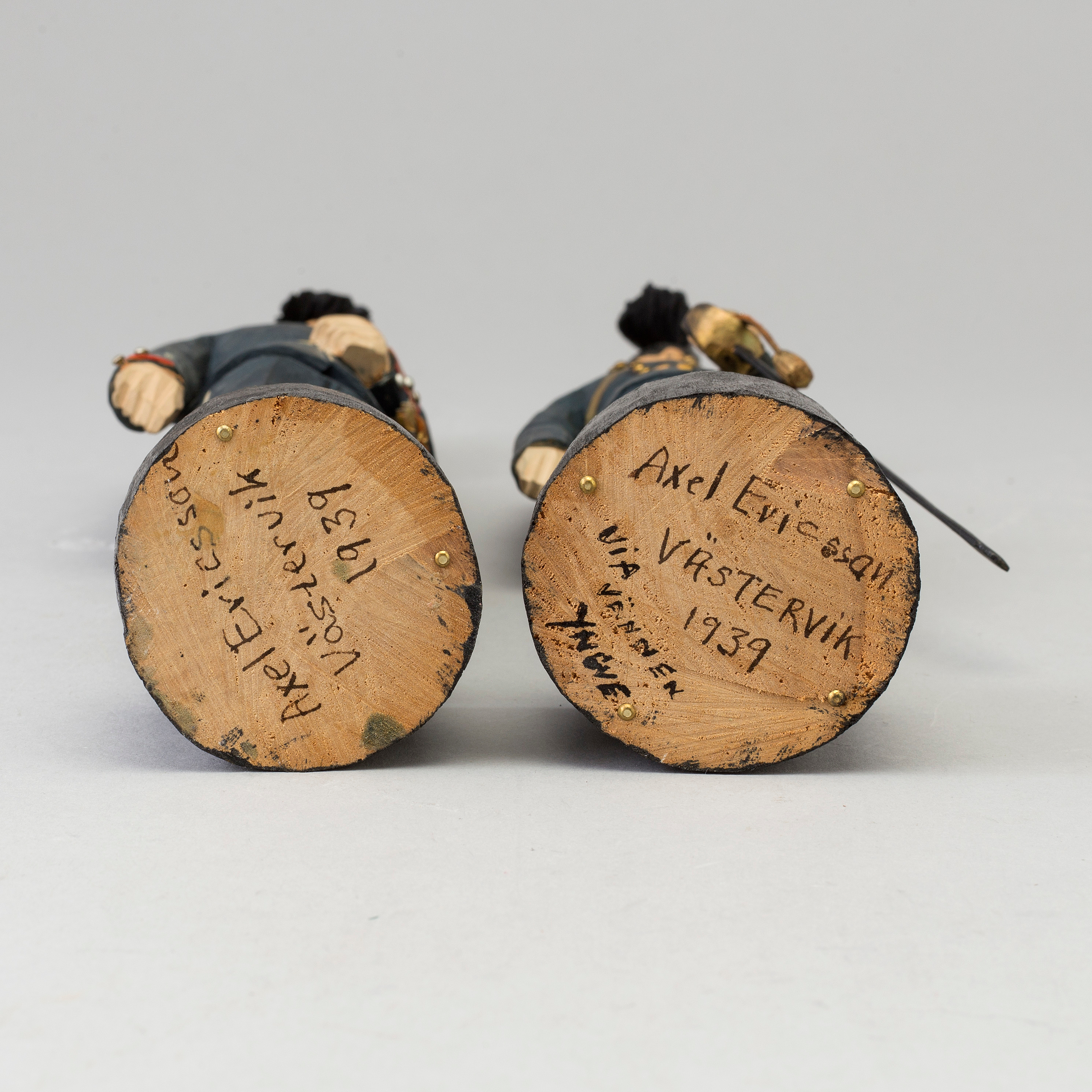 AXEL ERICSSON, snidade träfigurer, ett par, daterade 1939. - Bukowskis