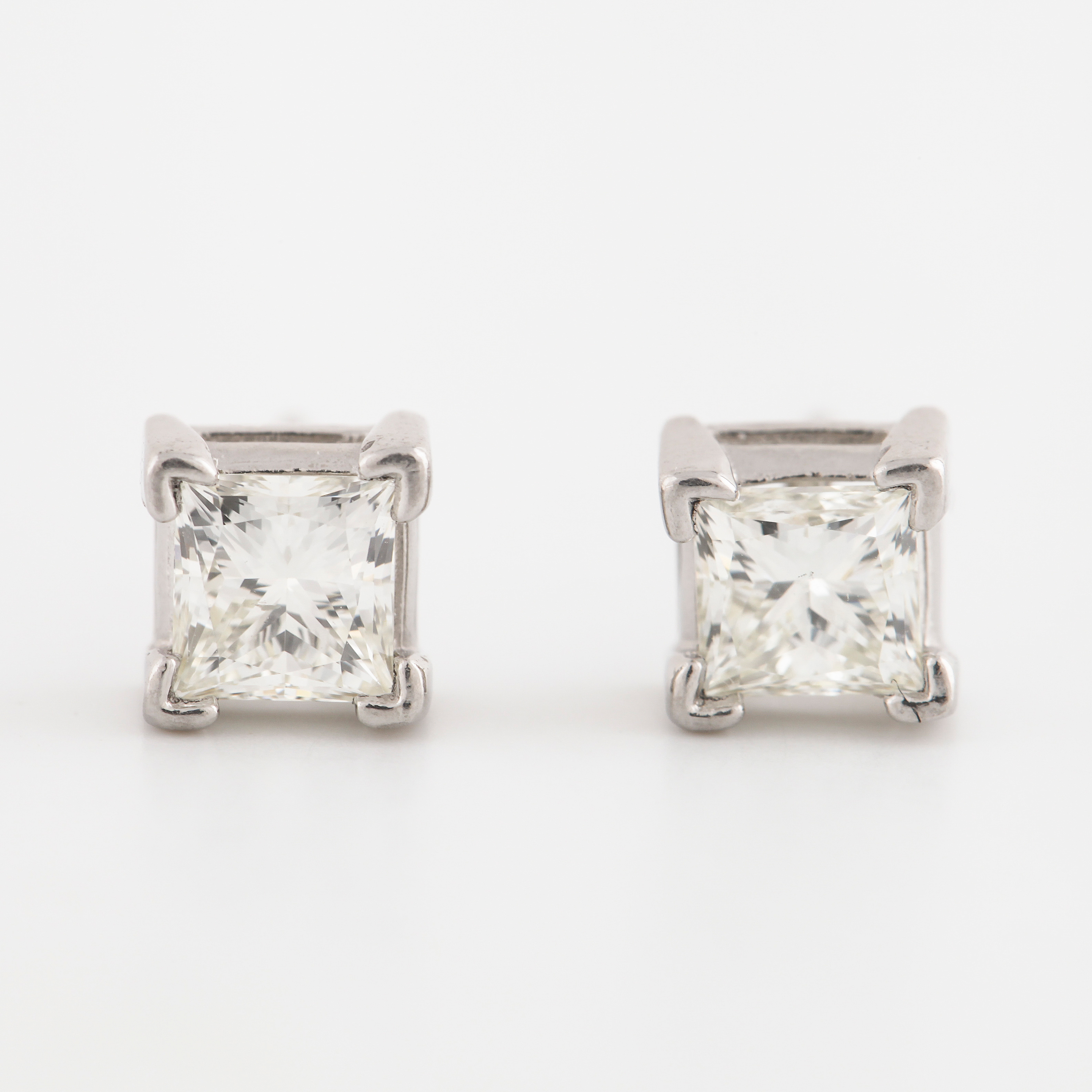 A pair of princess cut diamond earrings. - Bukowskis