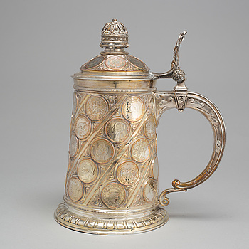 A late 19th century EPNS tankard with silver coins. - Bukowskis