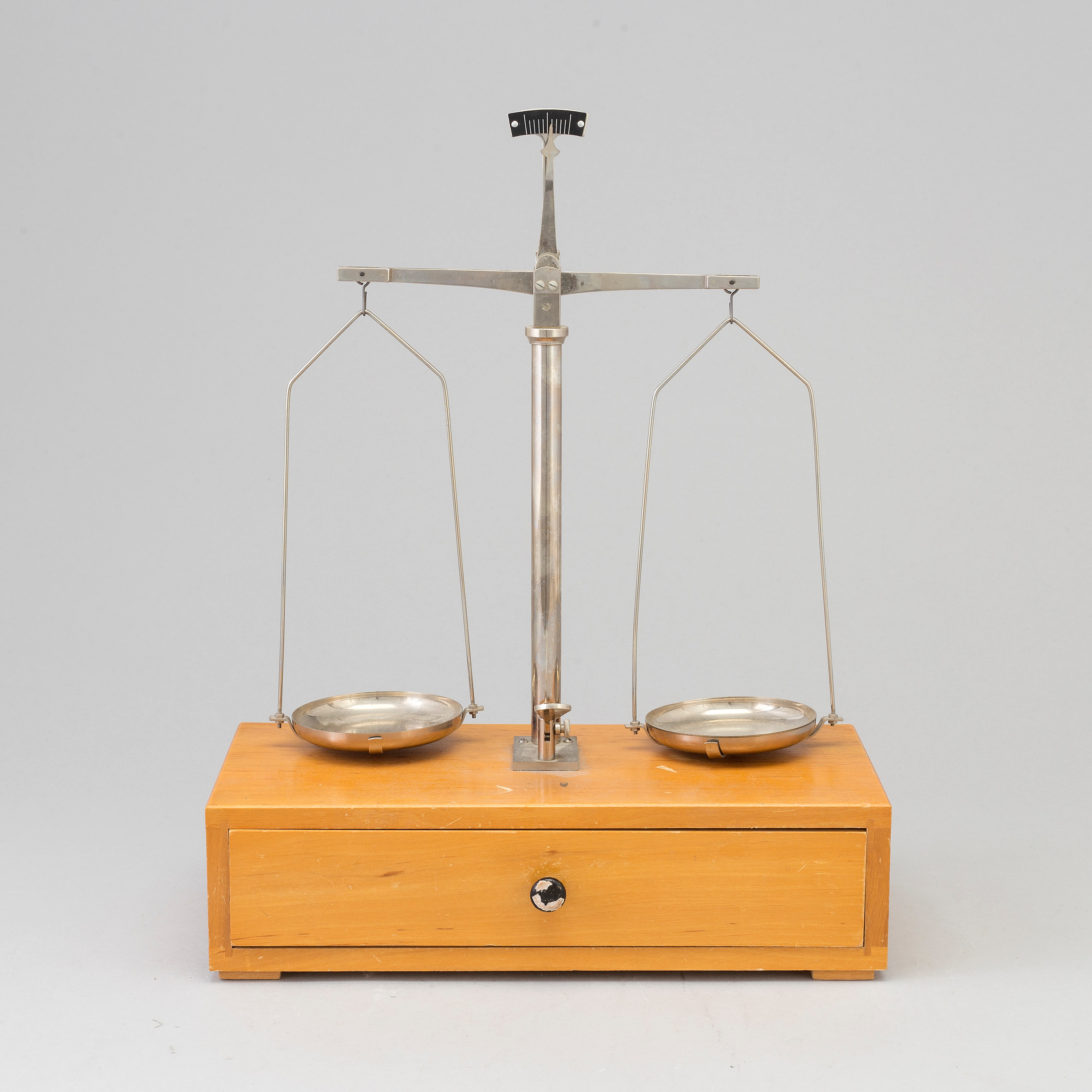 VÅG MED VIKTER, 1900-talets mitt. - Bukowskis