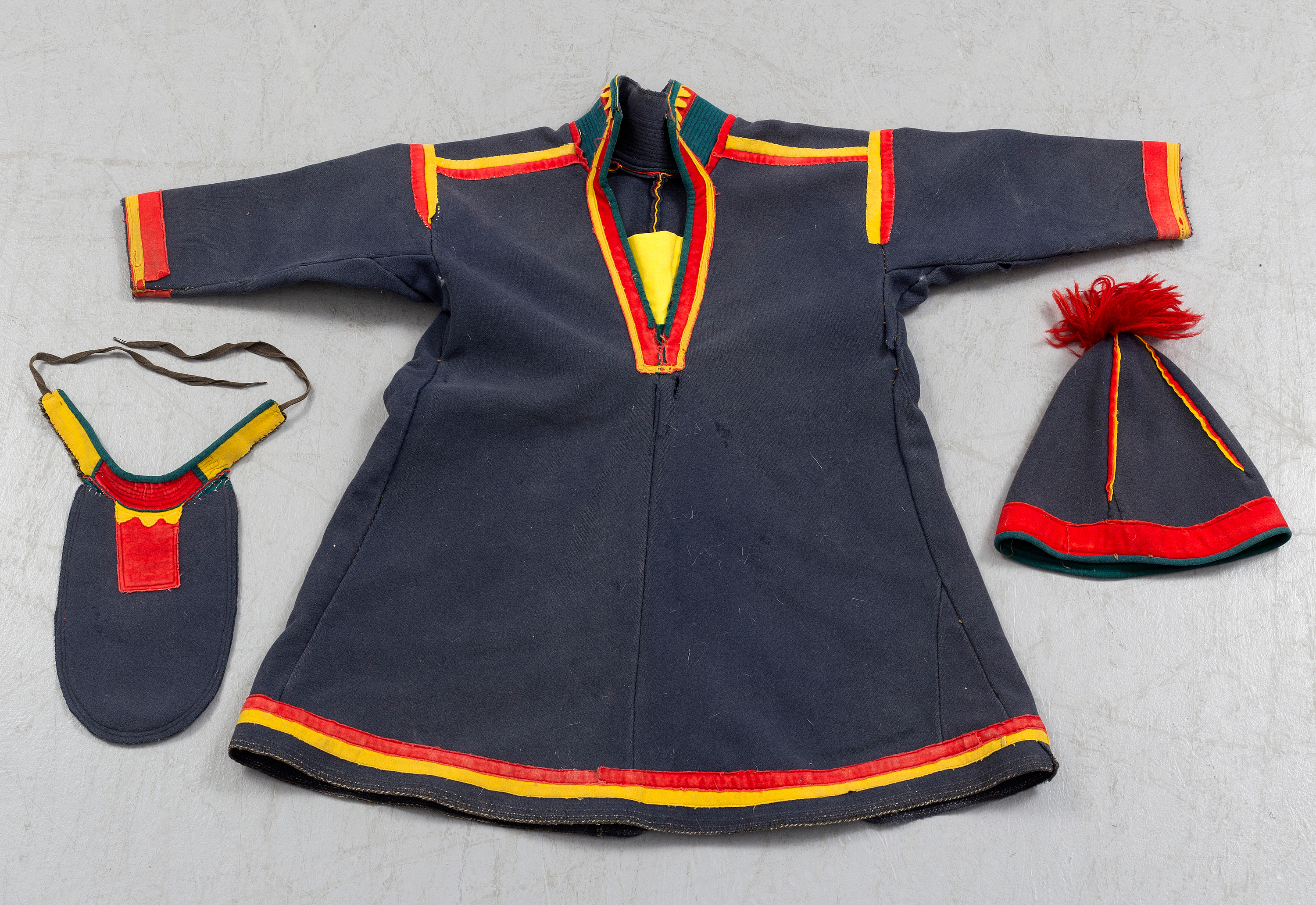 DRÄKT, tre delar, samisk, 1900-tal. - Bukowskis