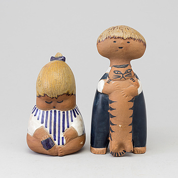LISA LARSON, FIGURINER, två stycken, stengods, "Pelle" och "Johanna", Gustavsberg. - Bukowskis