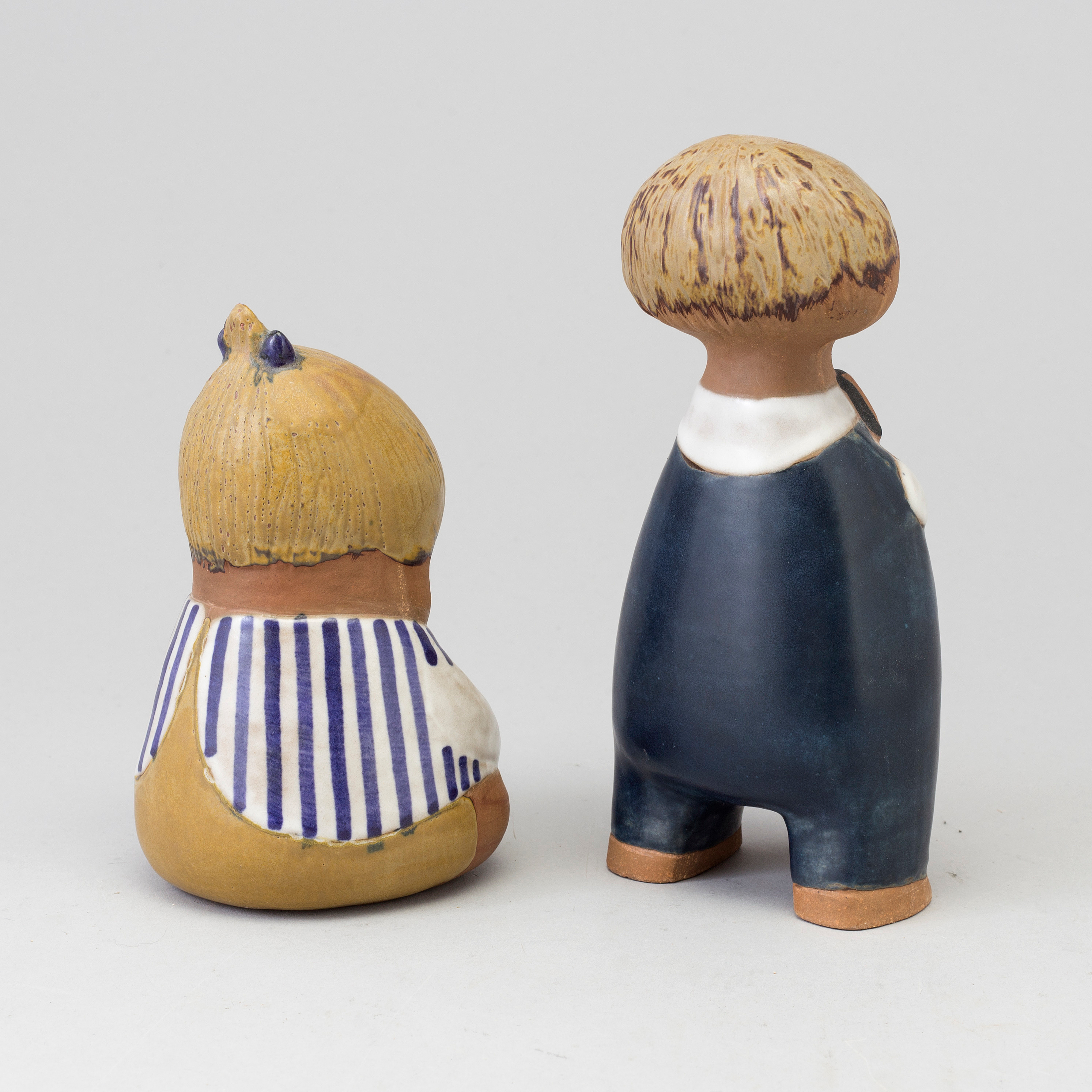 LISA LARSON, FIGURINER, två stycken, stengods, "Pelle" och "Johanna", Gustavsberg. - Bukowskis