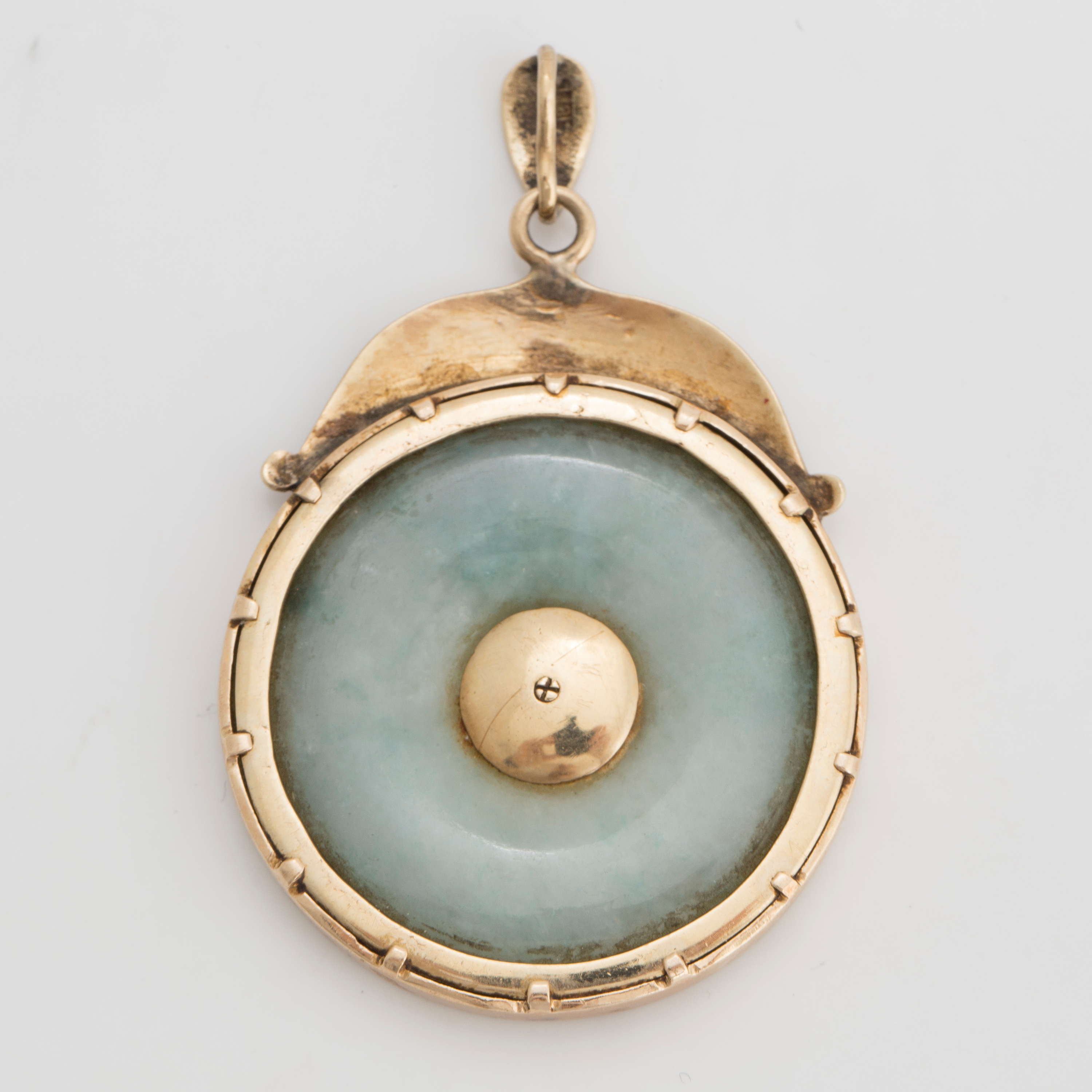 PENDANT, gold and green white stone, China. - Bukowskis