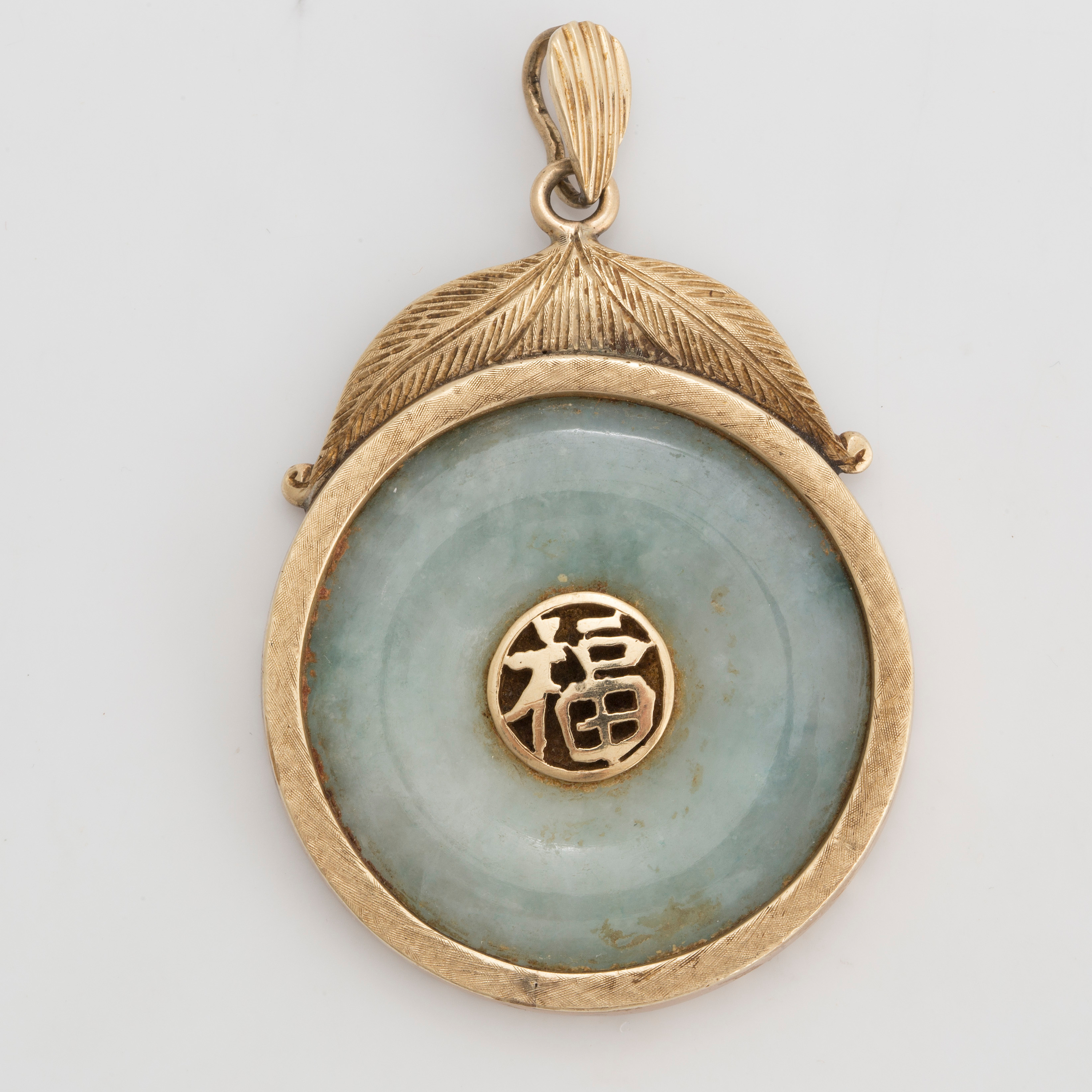 PENDANT, gold and green white stone, China. - Bukowskis