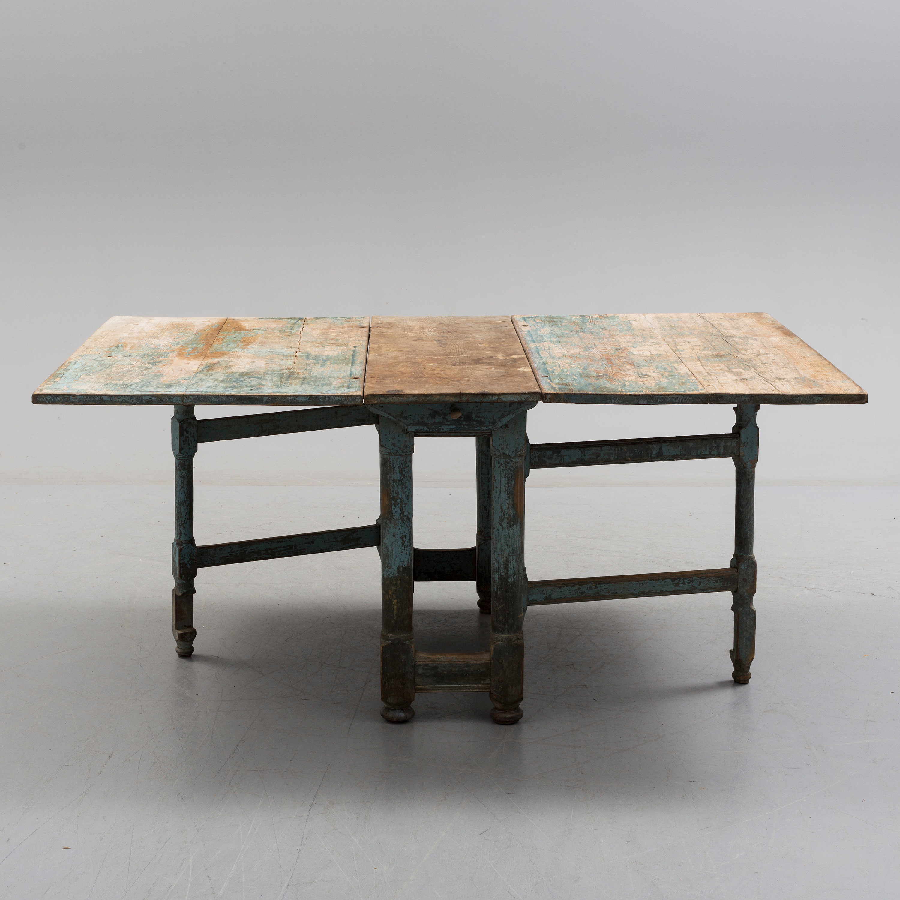 An 18th century gate leg table. - Bukowskis