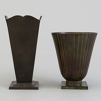 VASER, två stycken, patinerad brons, GAB, Stockholm, 1930-tal. - Bukowskis