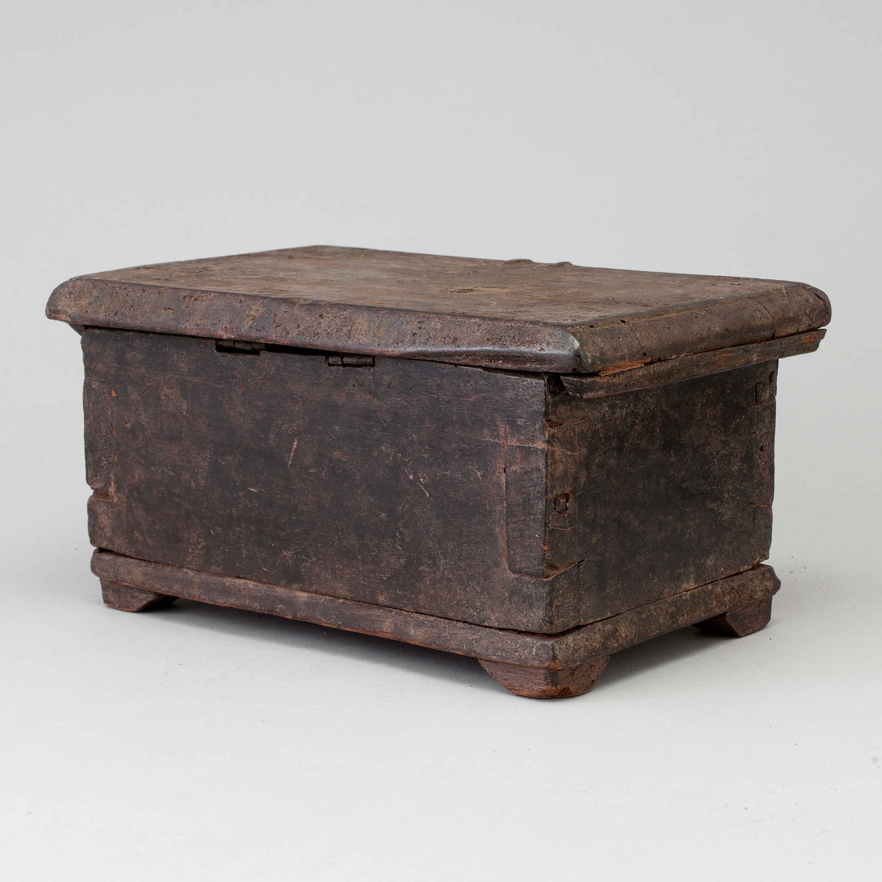 A 17th/18th century wooden box. - Bukowskis