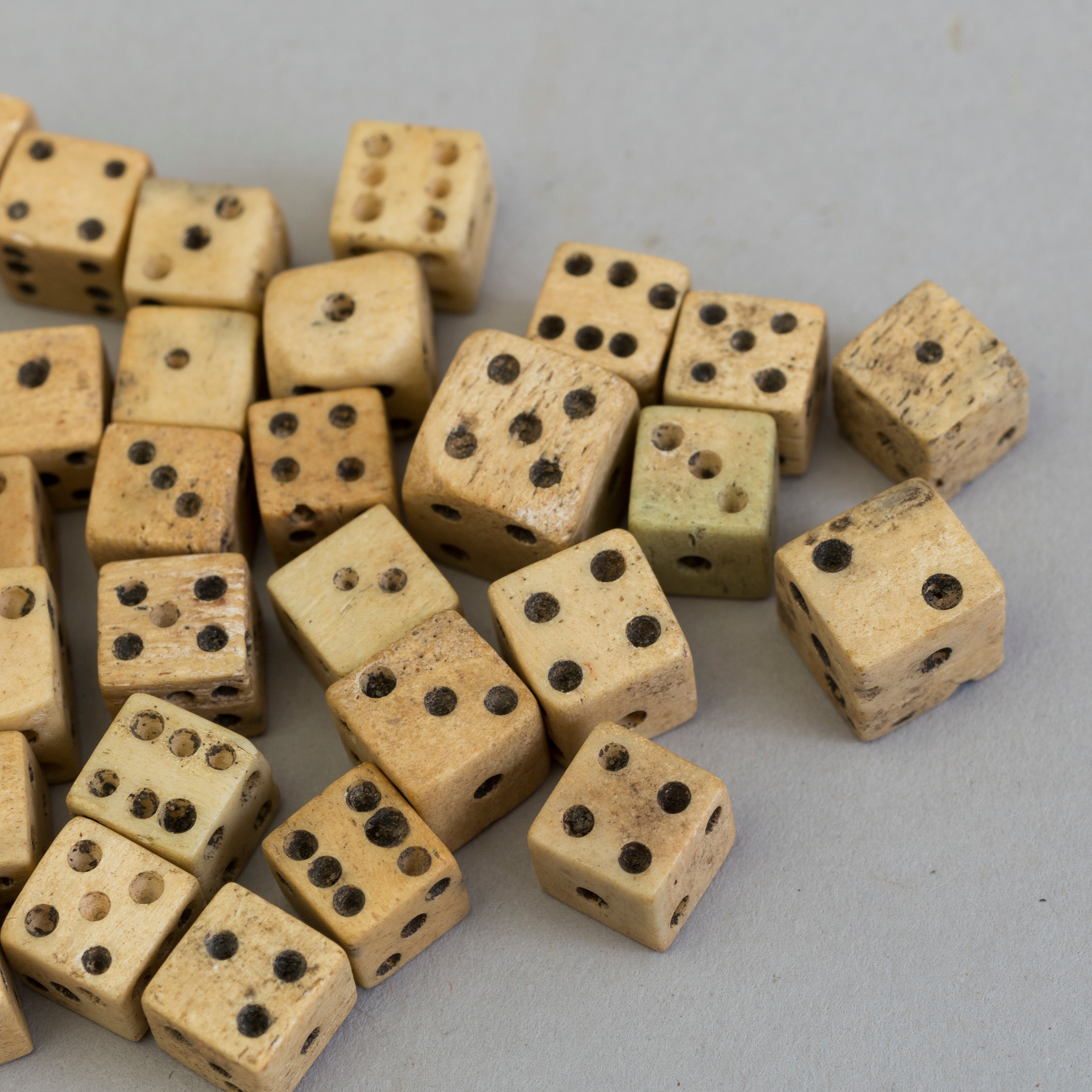 A COLLECTION OF 34 BONE MINIATURE DICE, 19th century. - Bukowskis