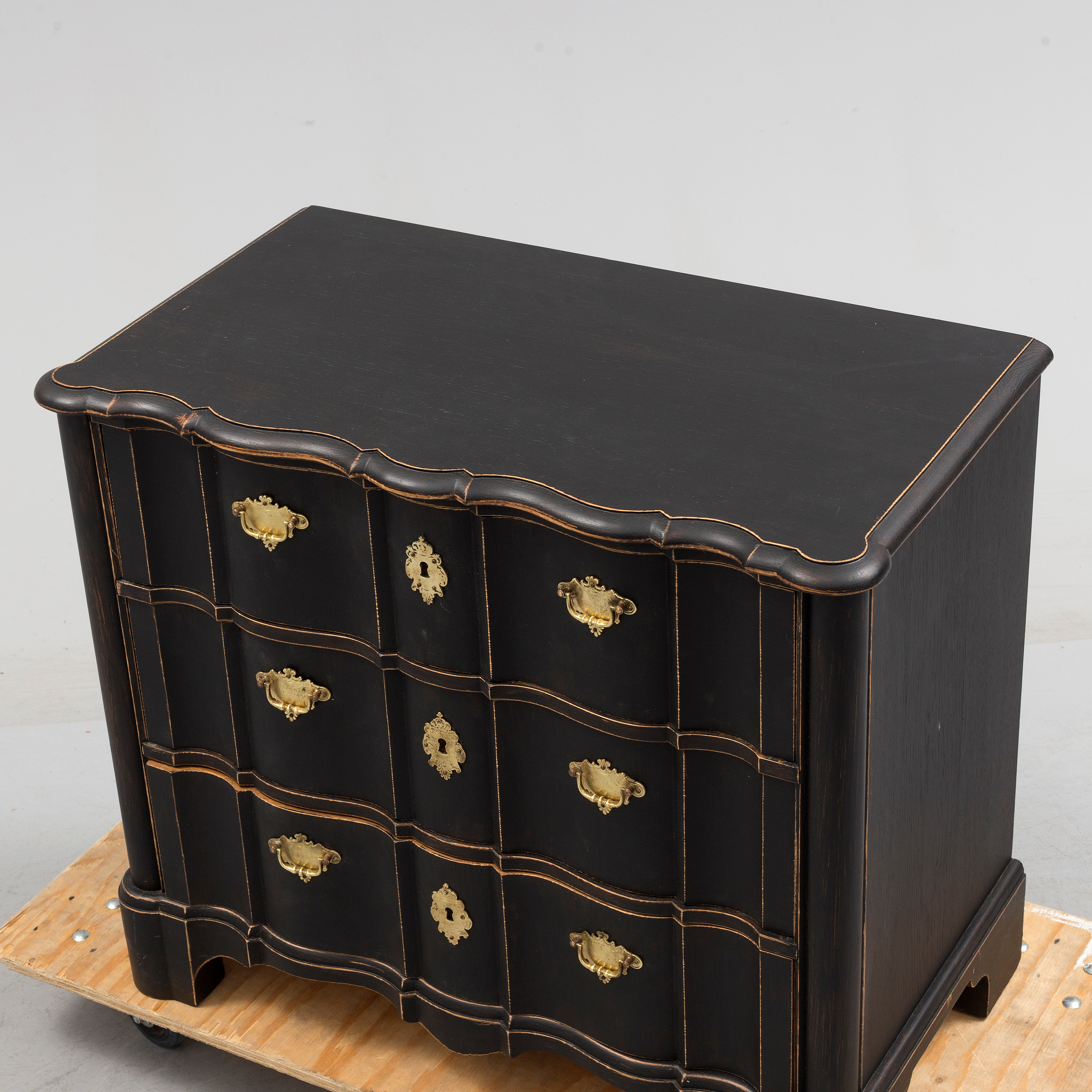 A mid 20th century baroque style chest of drawers. - Bukowskis