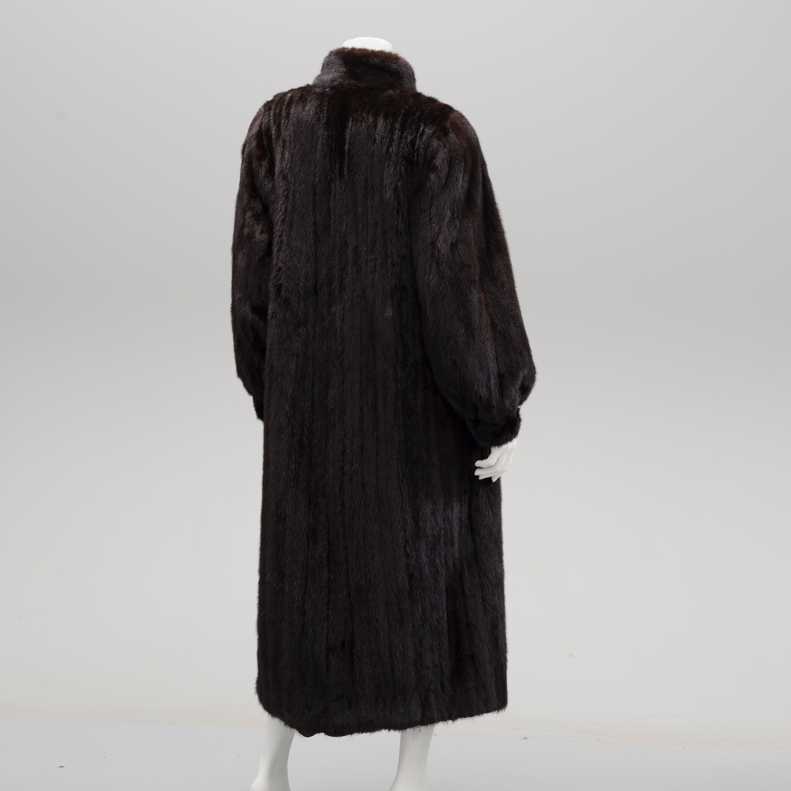 A mink fur coat from Saga Mink, Karl Lindblom, circa size M. - Bukowskis