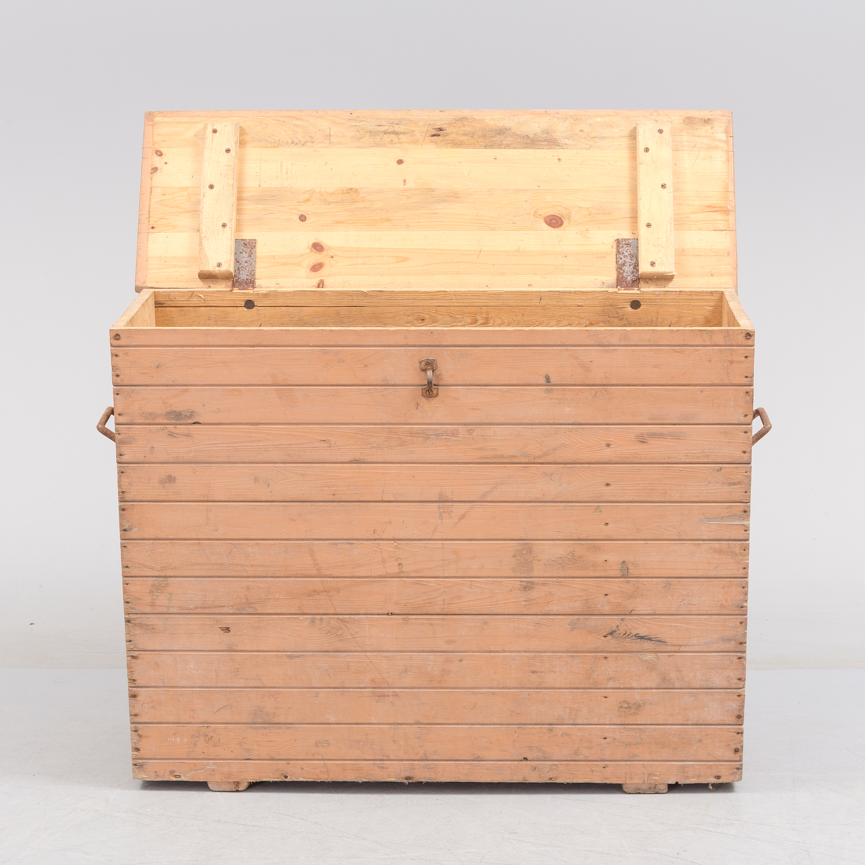 A circa 1900 box for logs. - Bukowskis