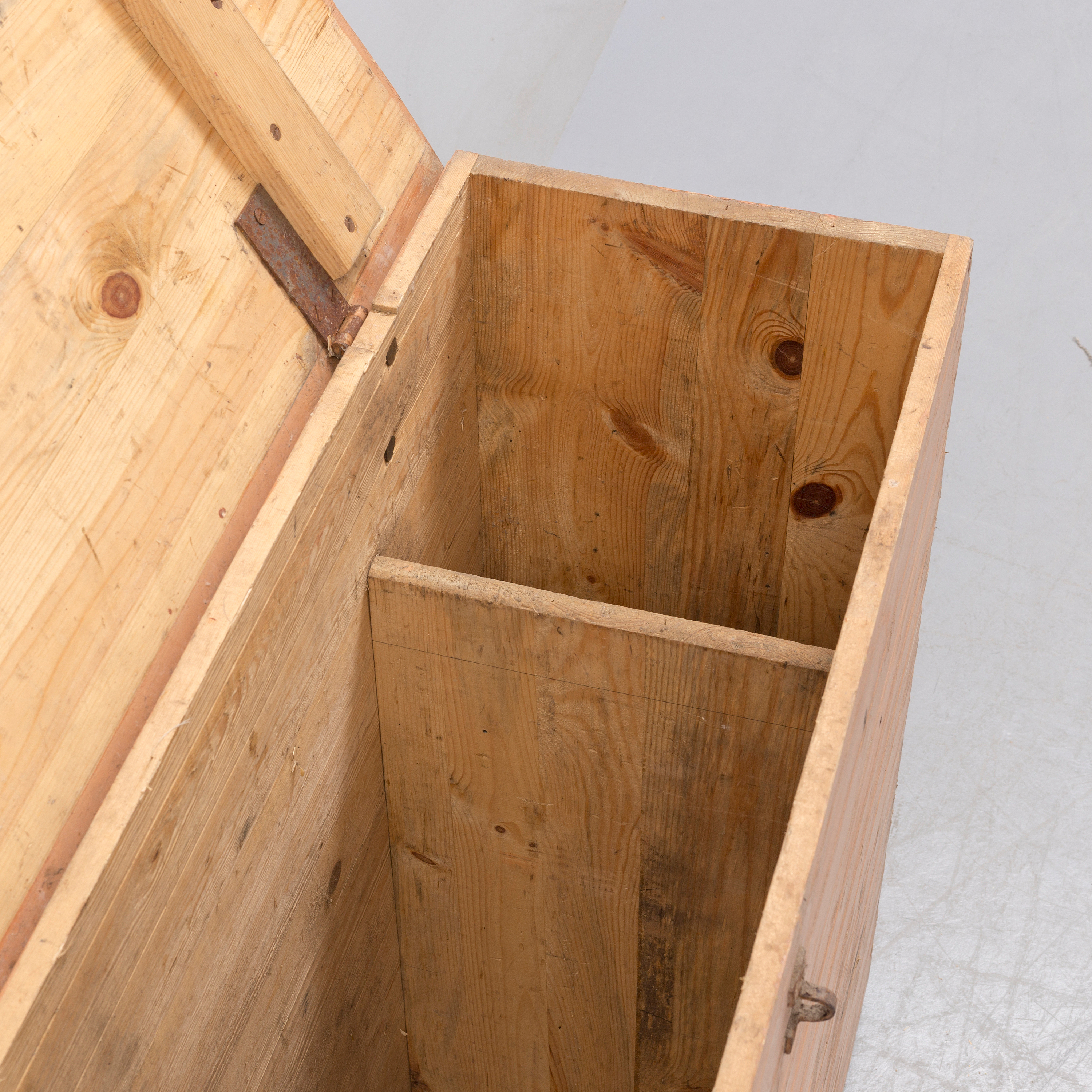 A circa 1900 box for logs. - Bukowskis