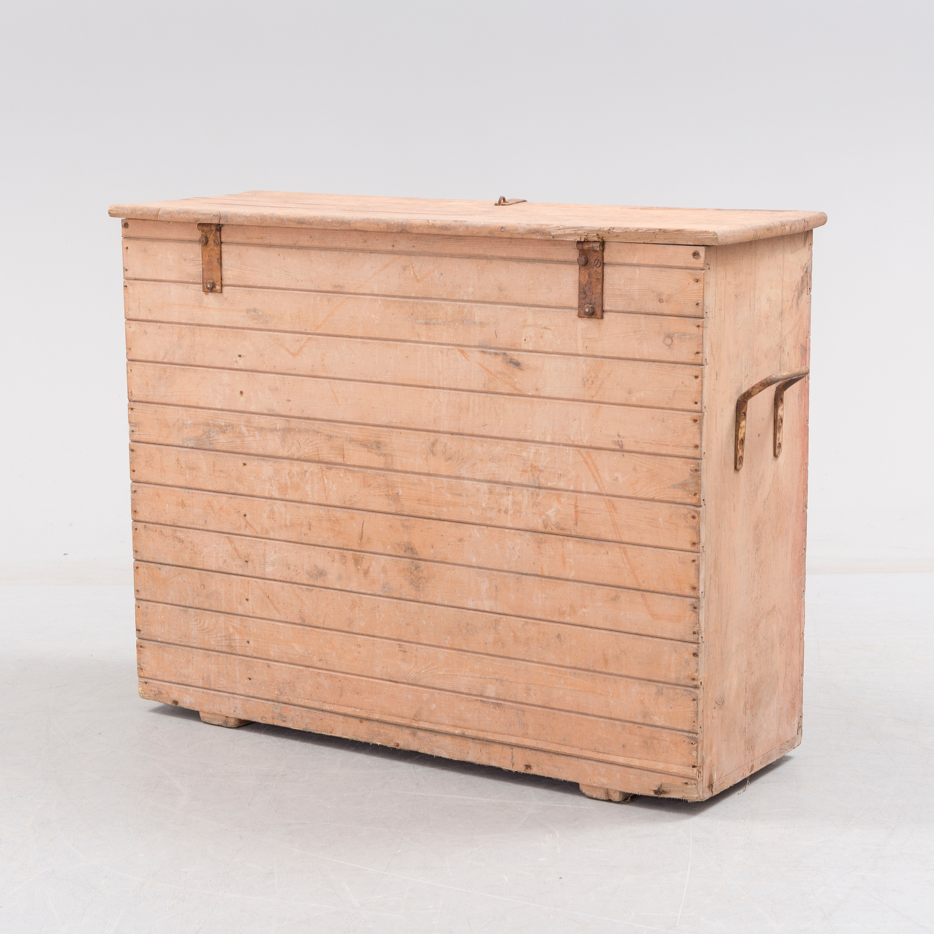 A circa 1900 box for logs. - Bukowskis