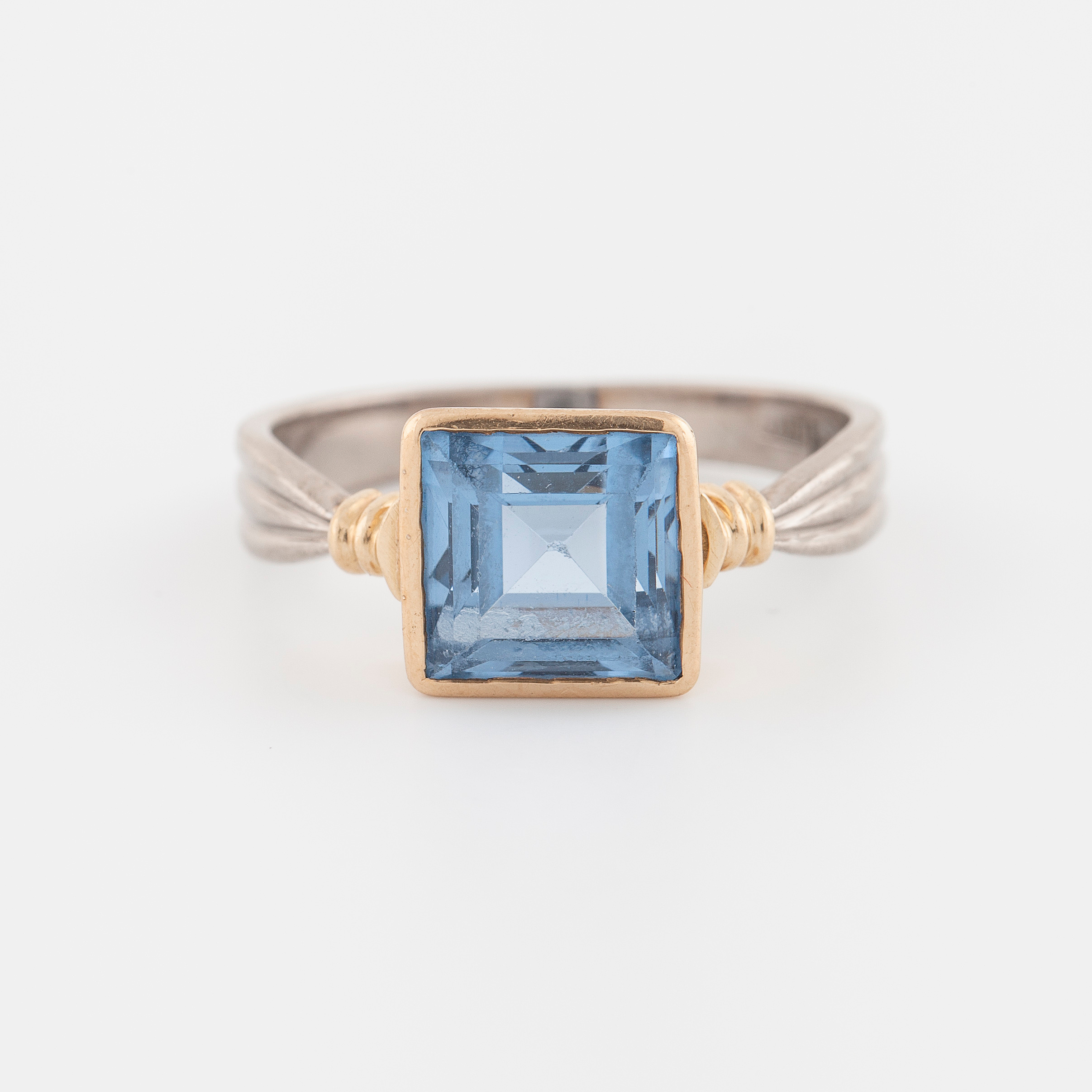 A synthetic blue spinel ring. - Bukowskis