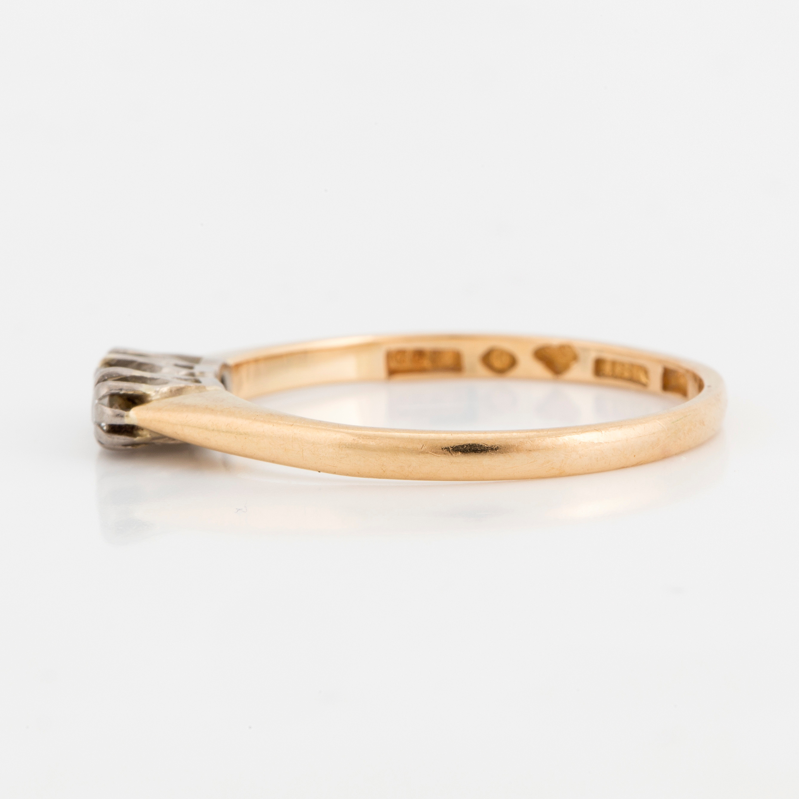 RING, med tre diamanter. - Bukowskis