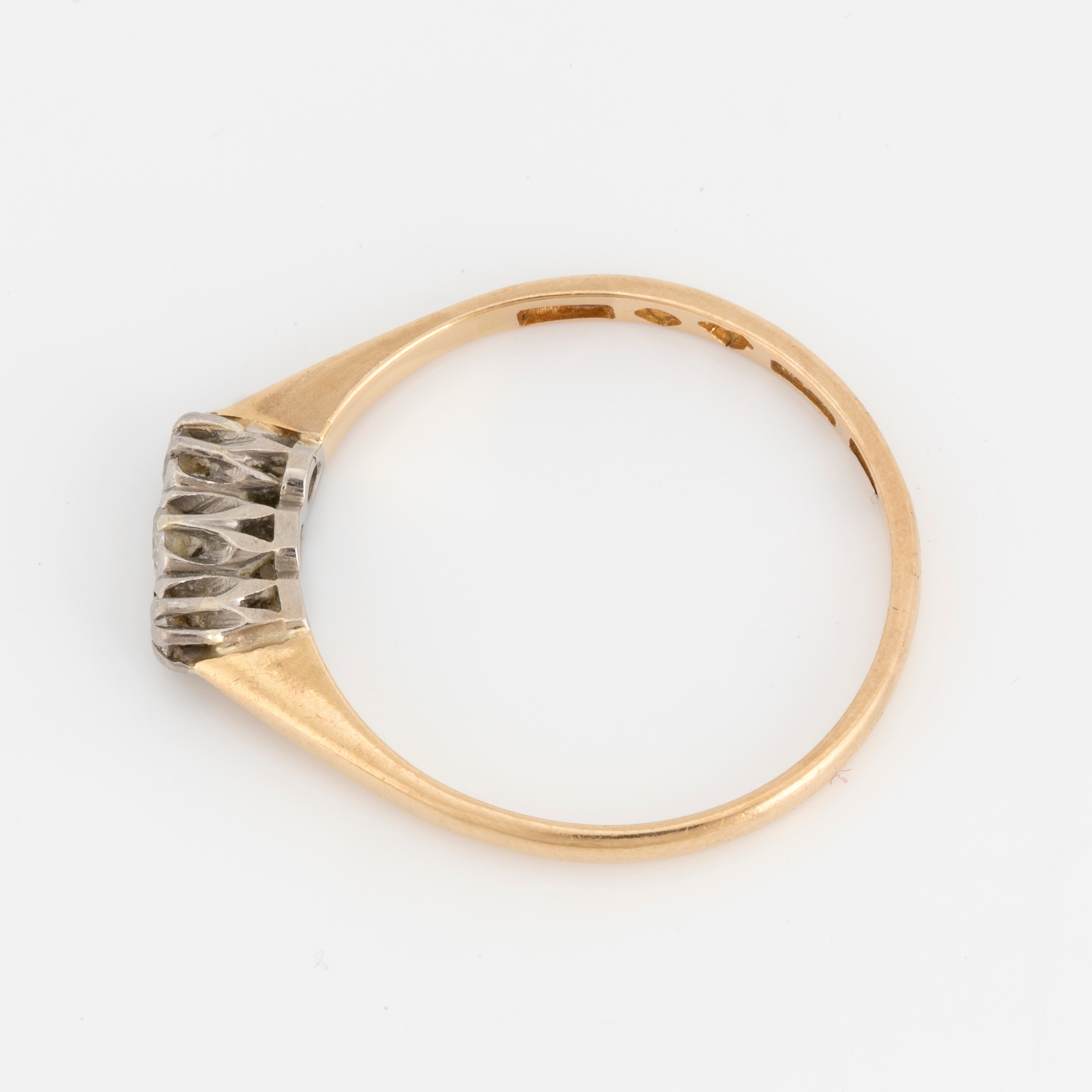 RING, med tre diamanter. - Bukowskis