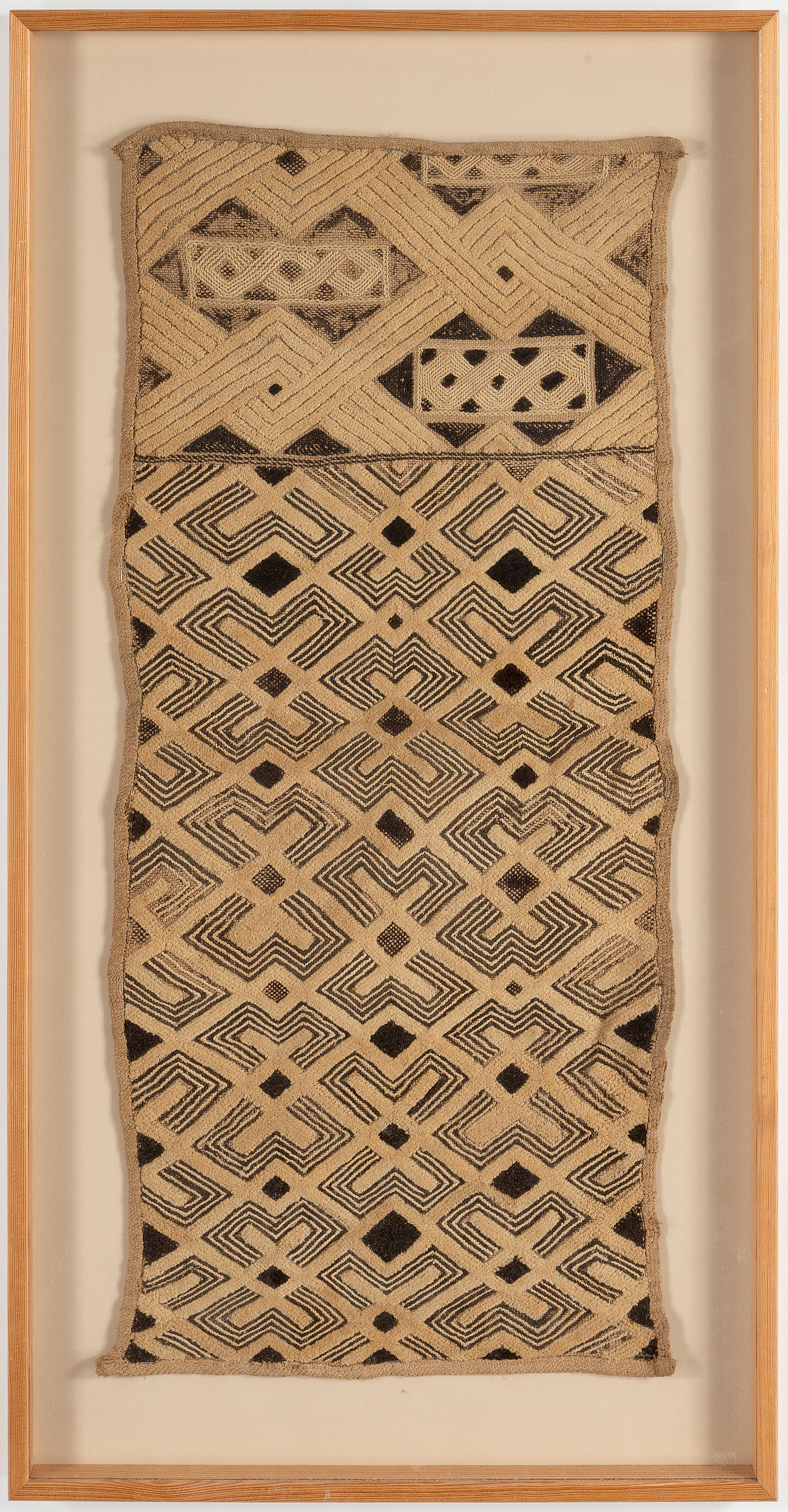 KUBA SHOOWA RAFFIA TEXTILPANEL, Kongo 1900-tal, ca 74 x 34,5. Inramad ...