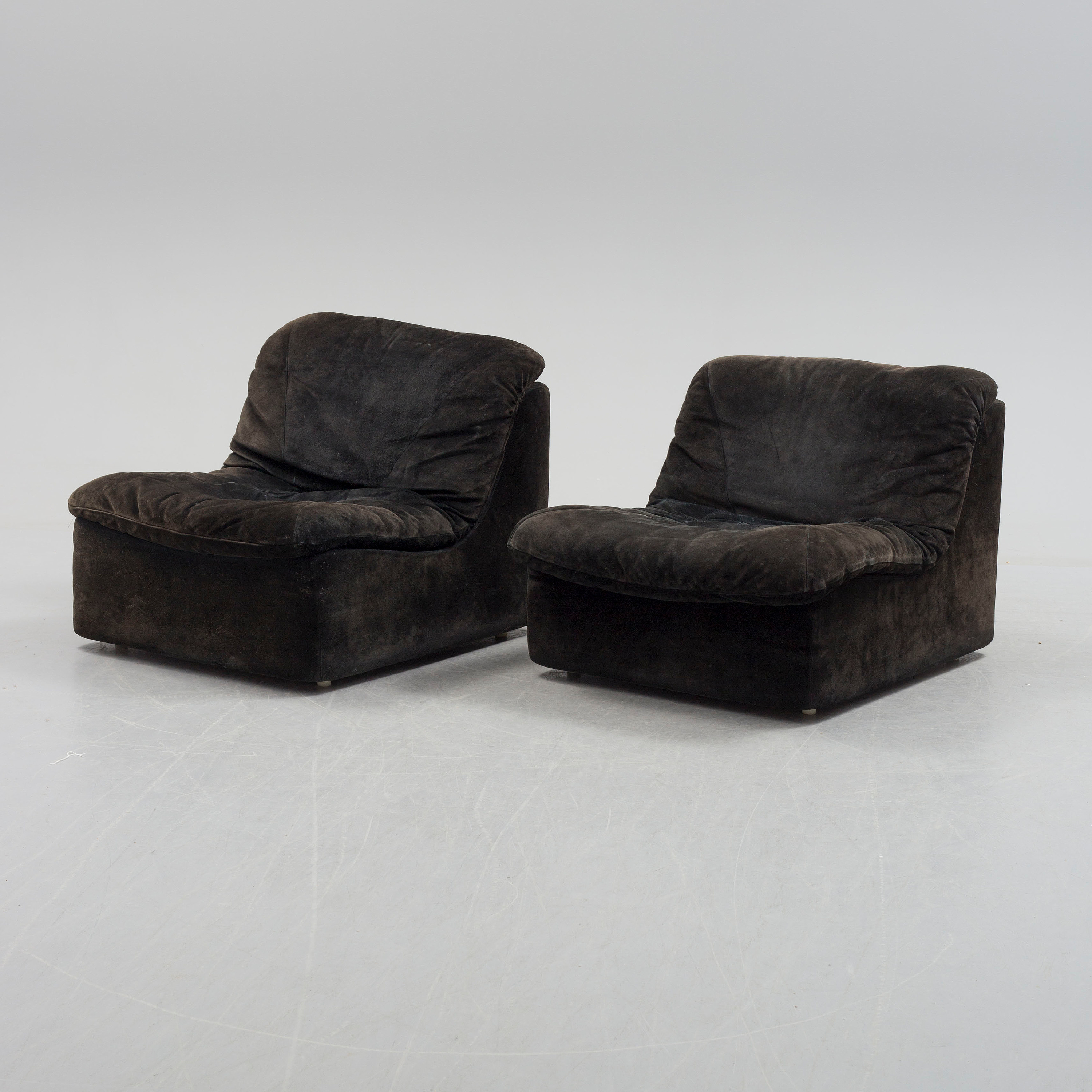 A pair of suede lounge chairs from the 1970's /1980's. - Bukowskis