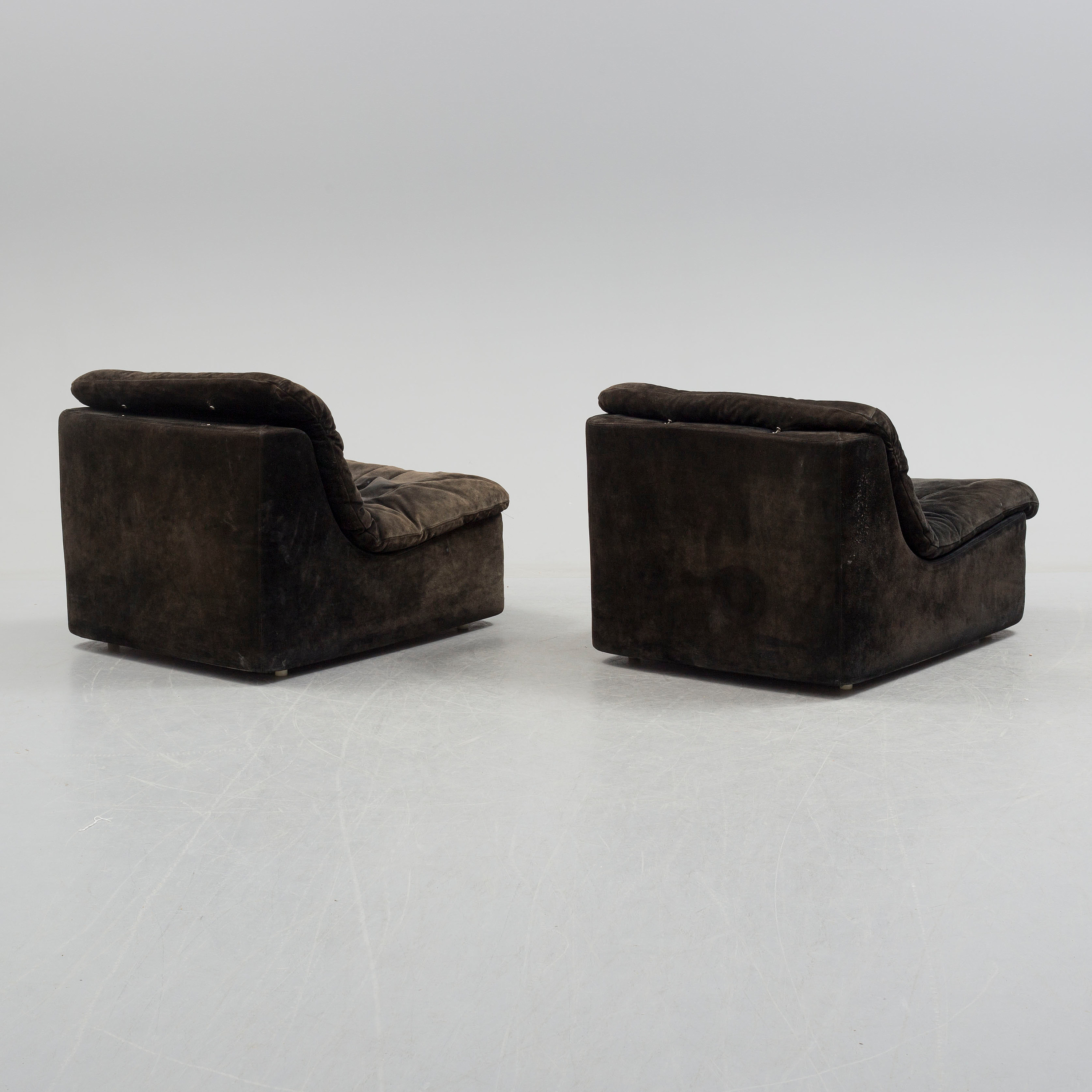 A pair of suede lounge chairs from the 1970's /1980's. - Bukowskis