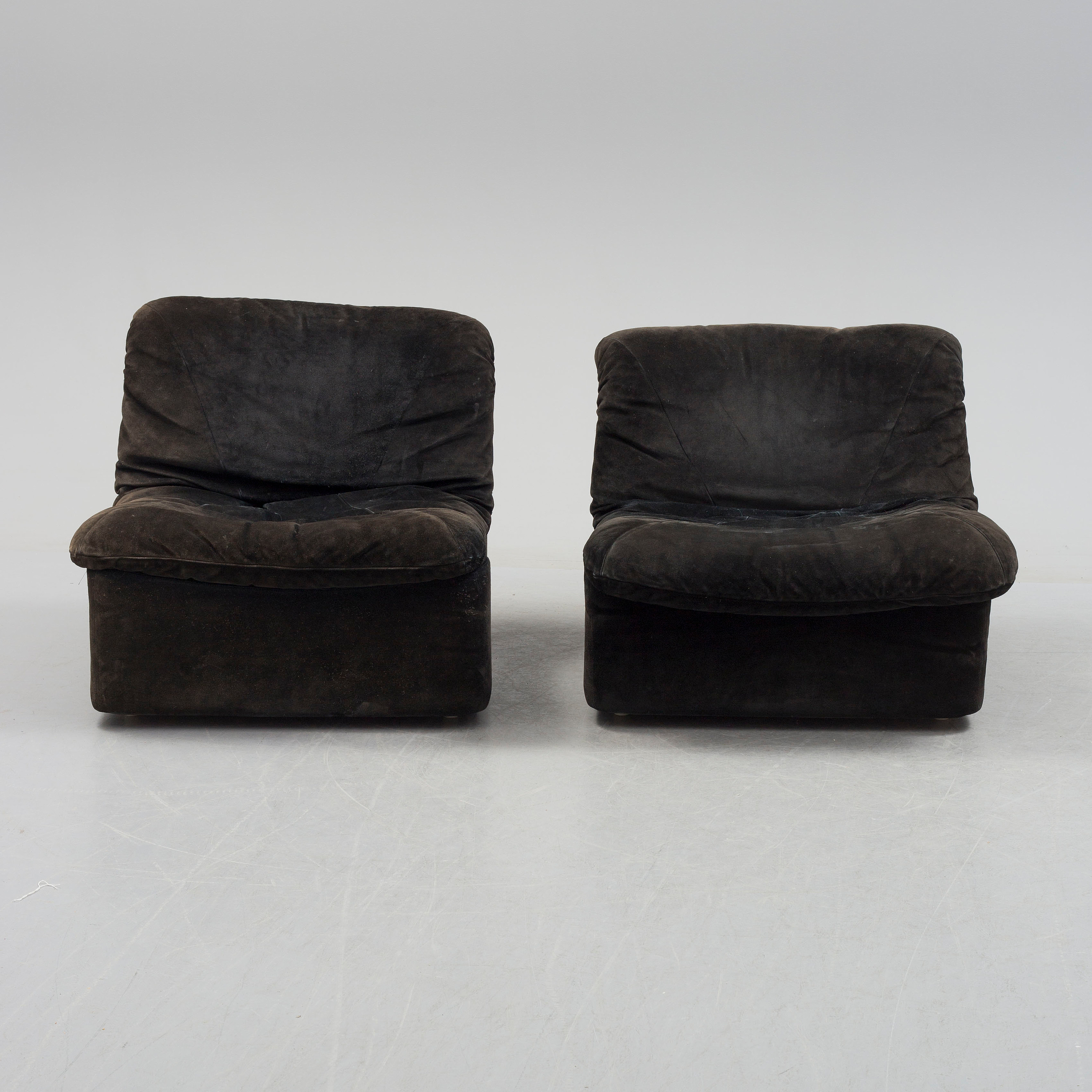 A pair of suede lounge chairs from the 1970's /1980's. - Bukowskis