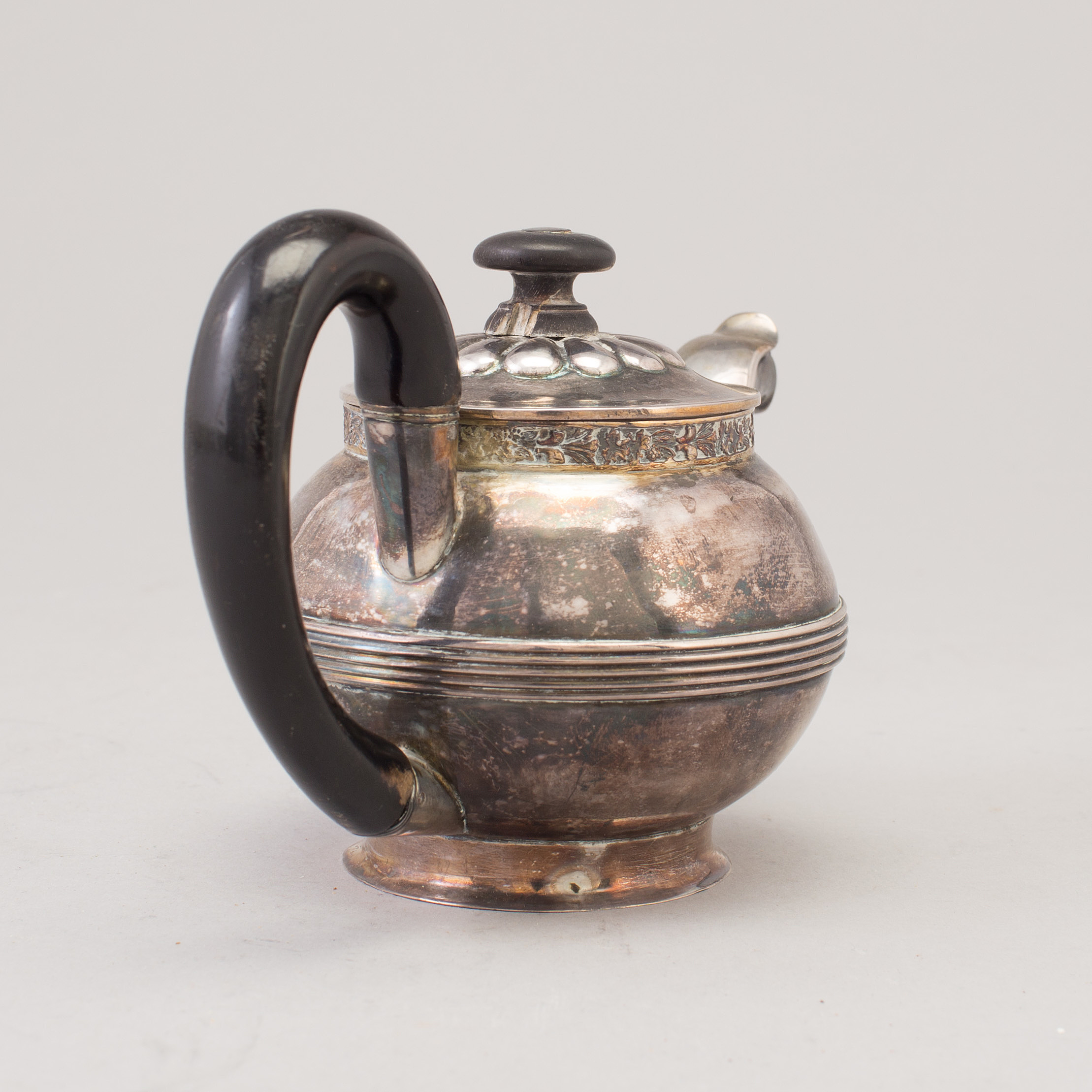 TEKANNA, silver, Elias Modig, S:t Petersburg, 1823, Ryssland. - Bukowskis