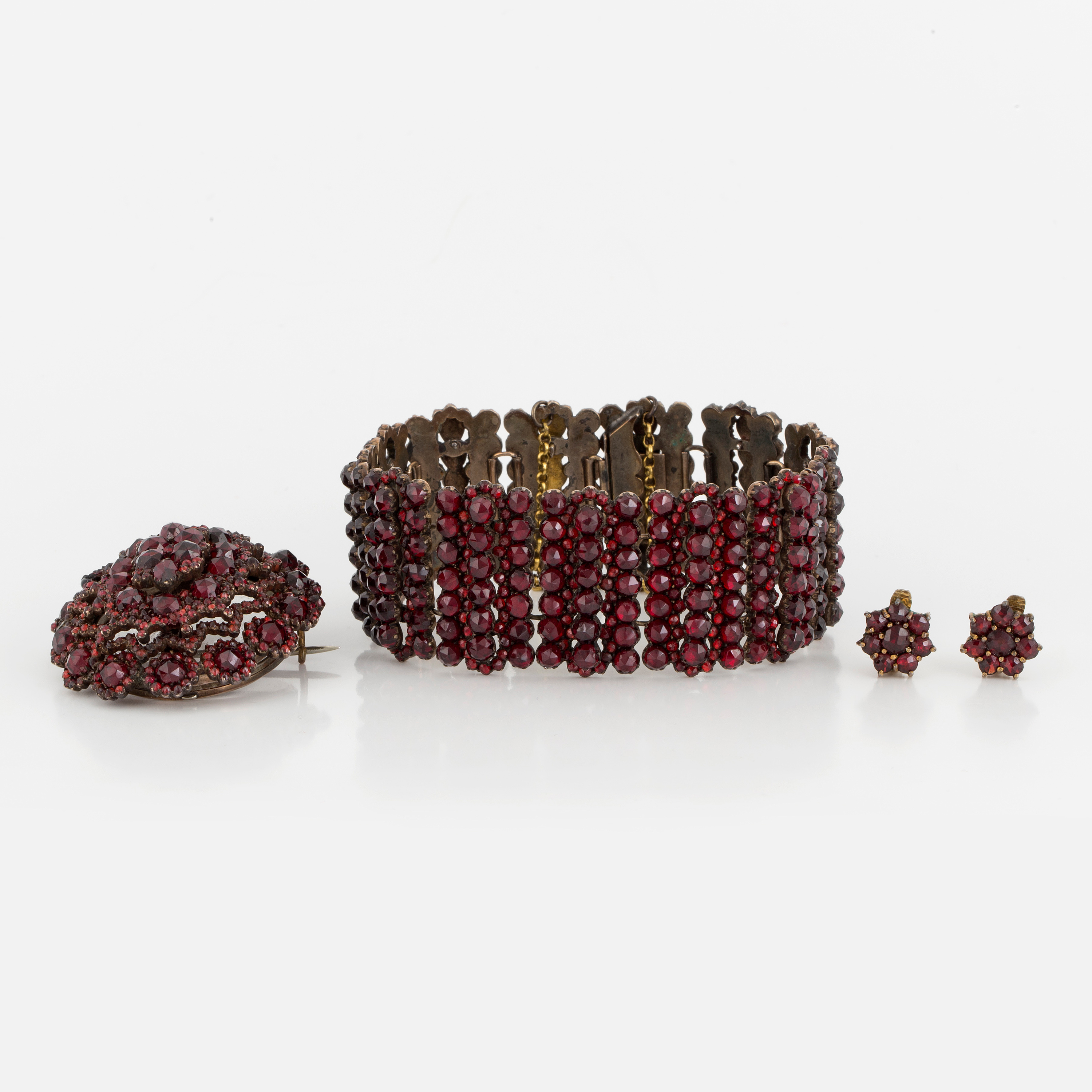 GARNITYR, 4 delar, granater och förgyllt silver. - Bukowskis