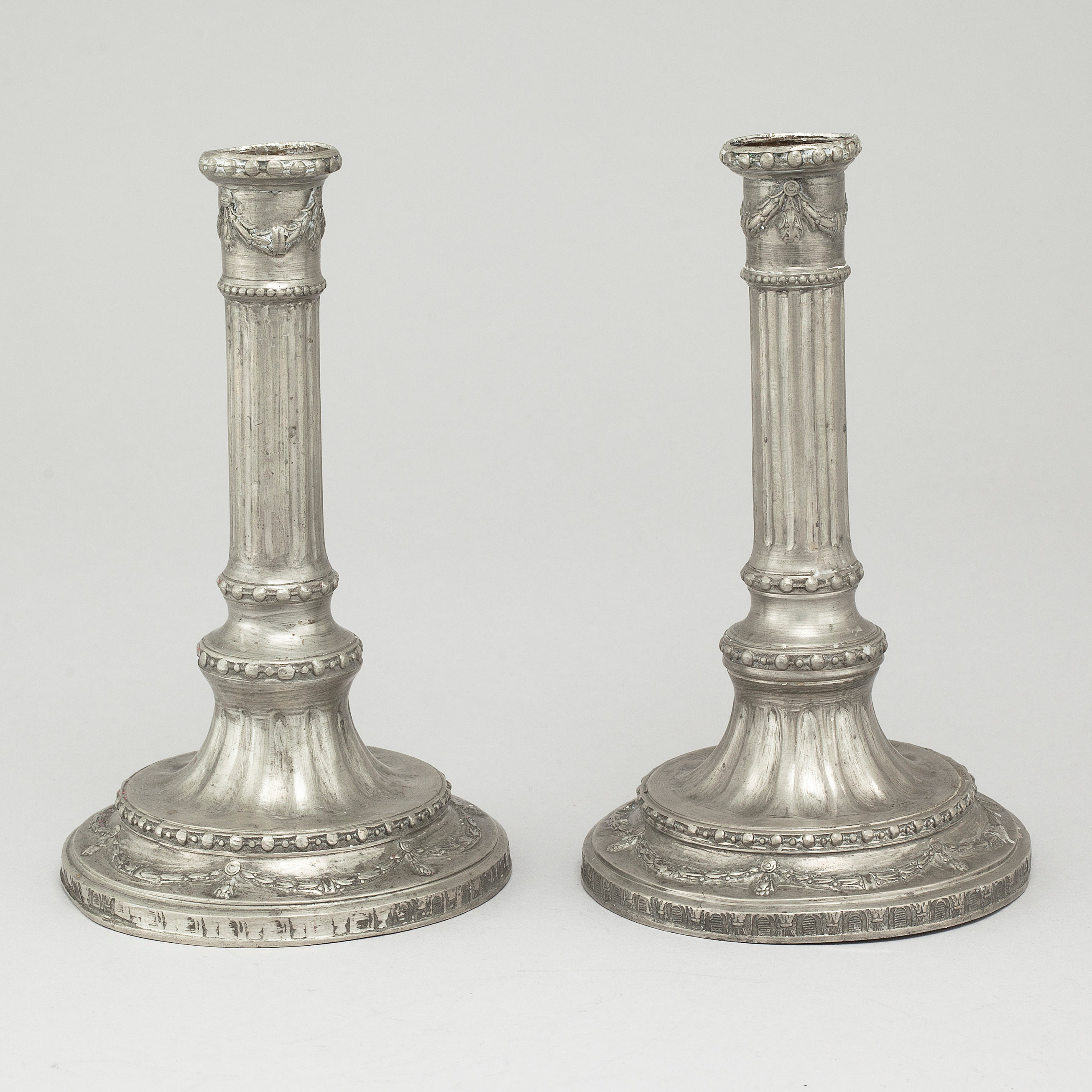 JACOB SAUER, ett par ljusstakar, tenn, mästare i Stockholm 1763-1802/04 ...