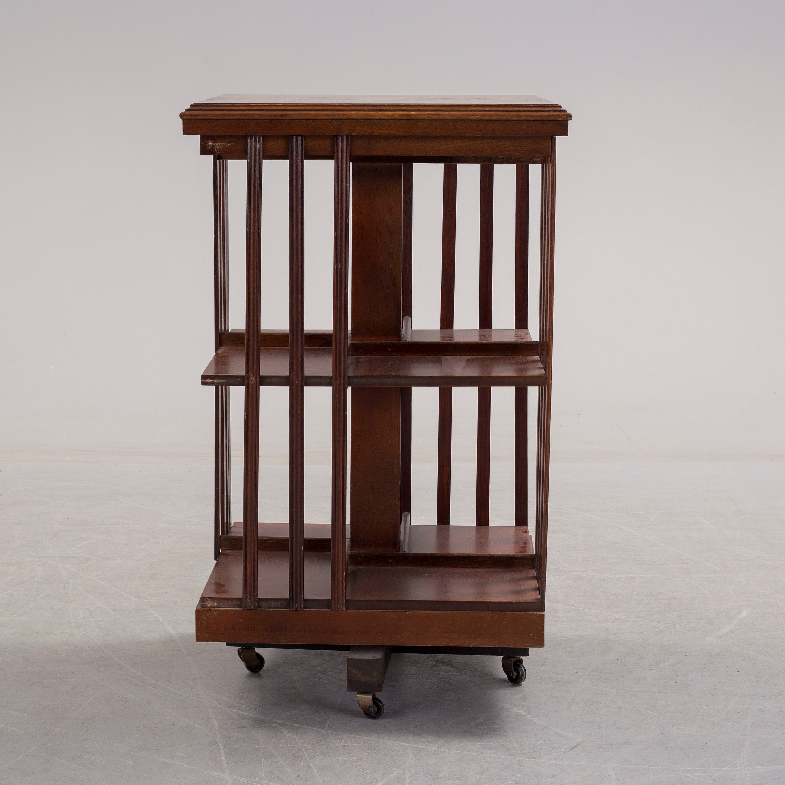 A late 20th century turning book shelf. - Bukowskis