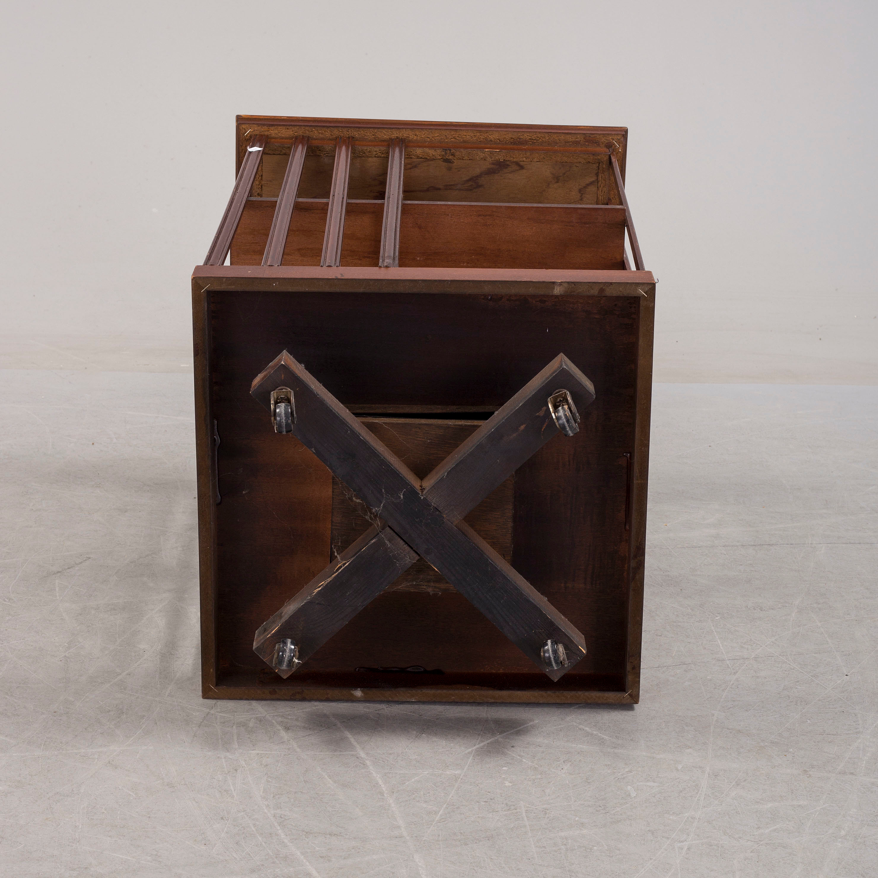 A late 20th century turning book shelf. - Bukowskis